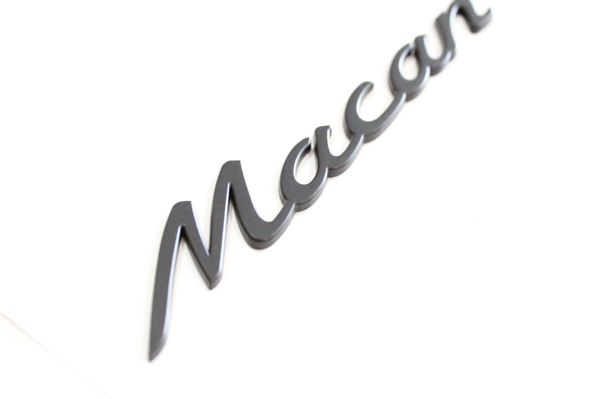 Emblema Traseiro Porsche Macan Preto Original 95b853675 - Assaliz Import.