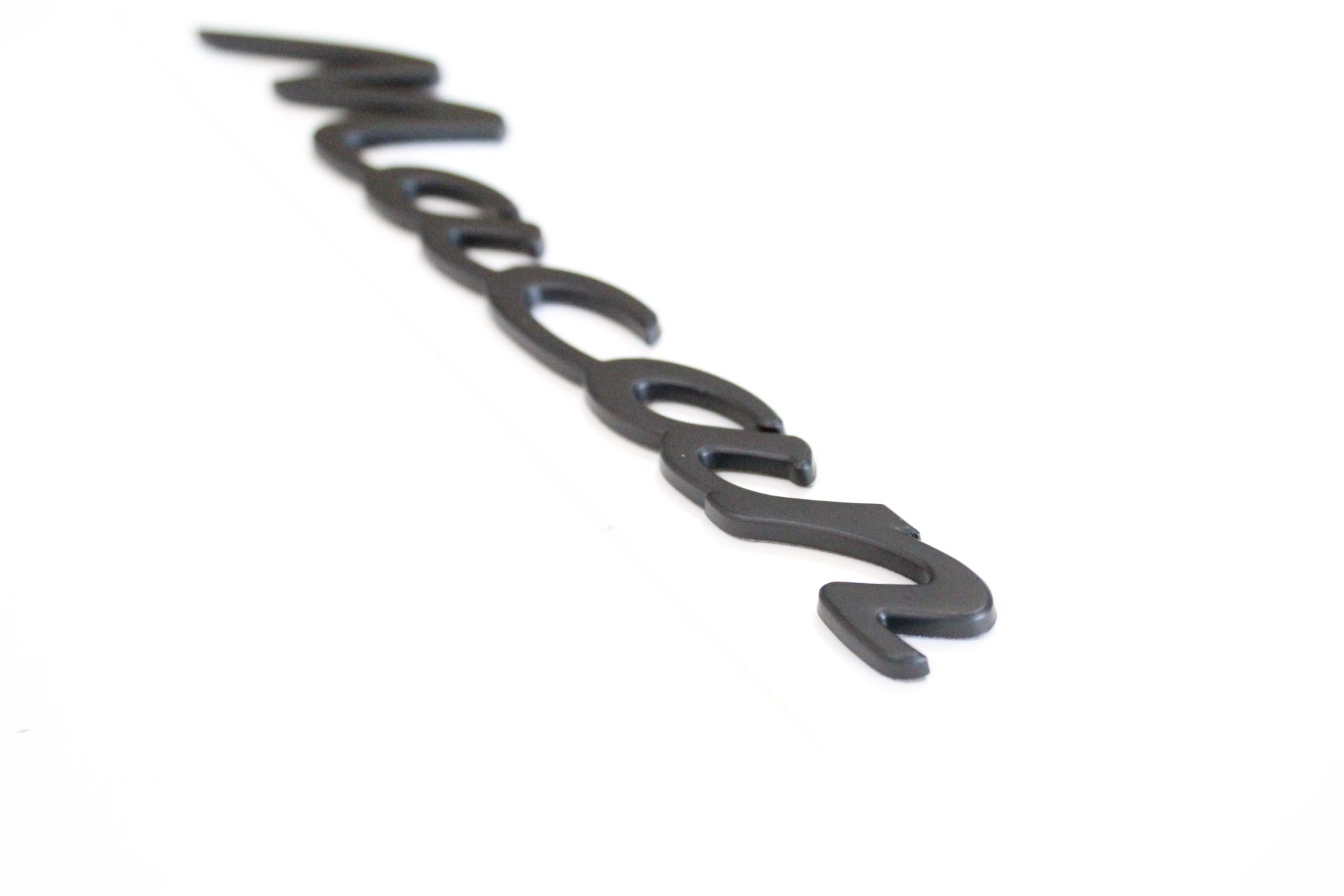 Emblema Traseiro Porsche Macan Preto Original 95b853675 - Assaliz Import.