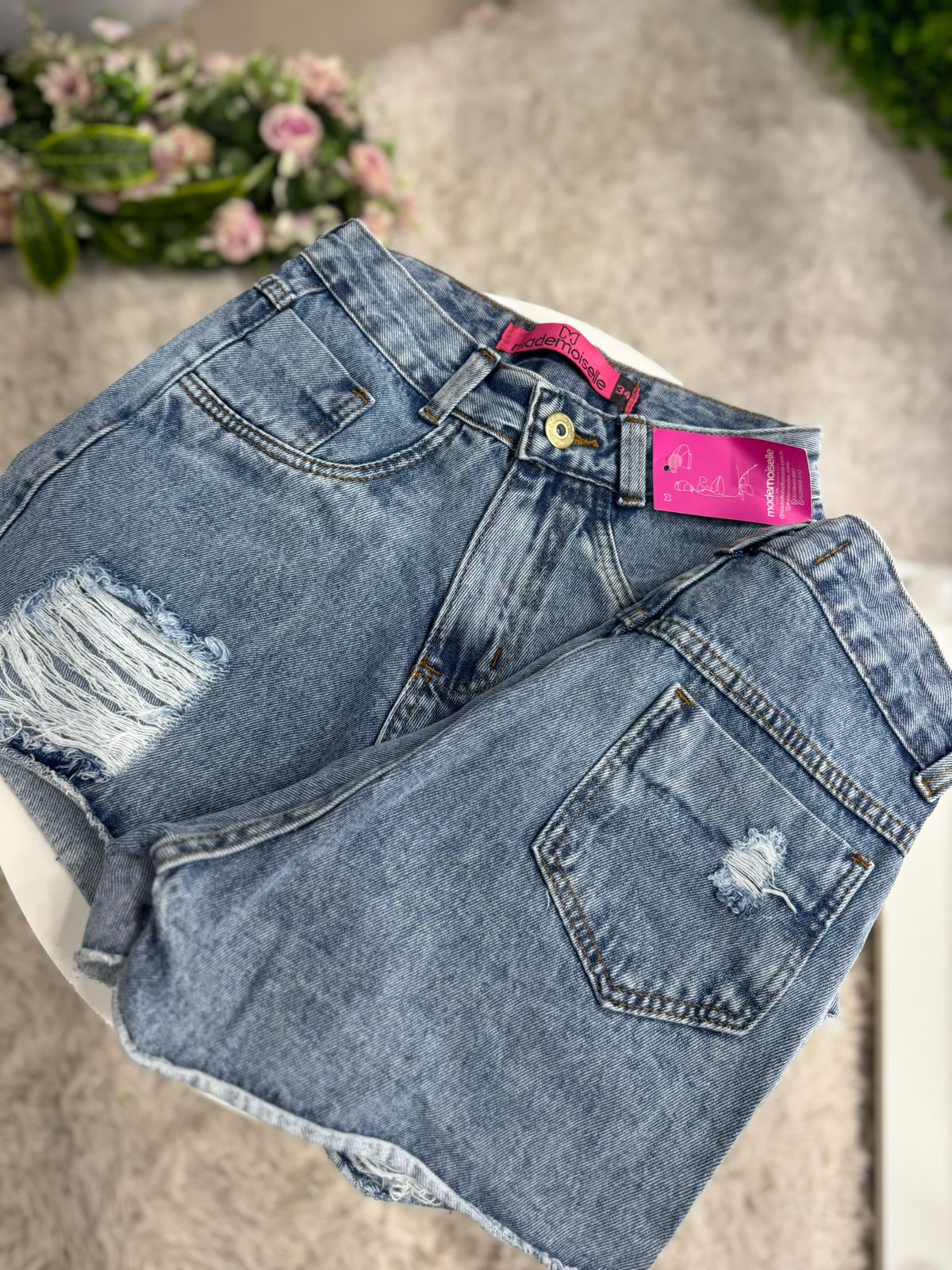 Short Jeans Lavagem Clara Com Detalhes Rasgados E Barra Costurada ...