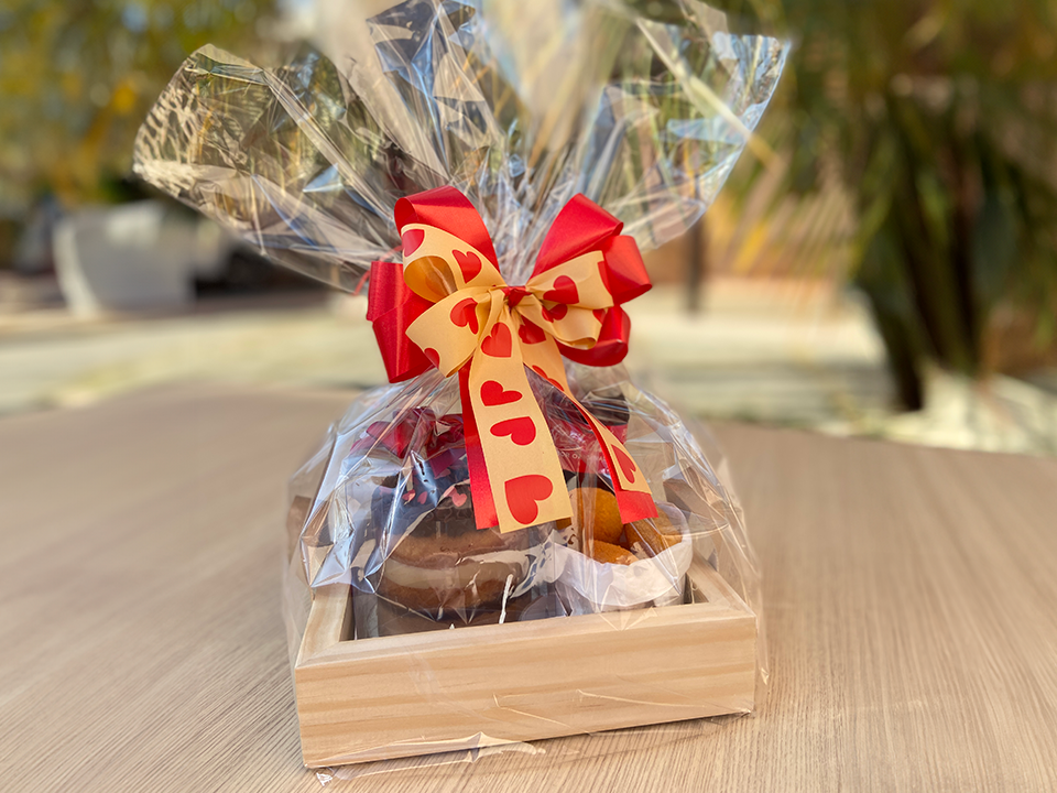 Cesta café da manhã mini com bolo - Amor Embalado Confeitaria - Amor ...