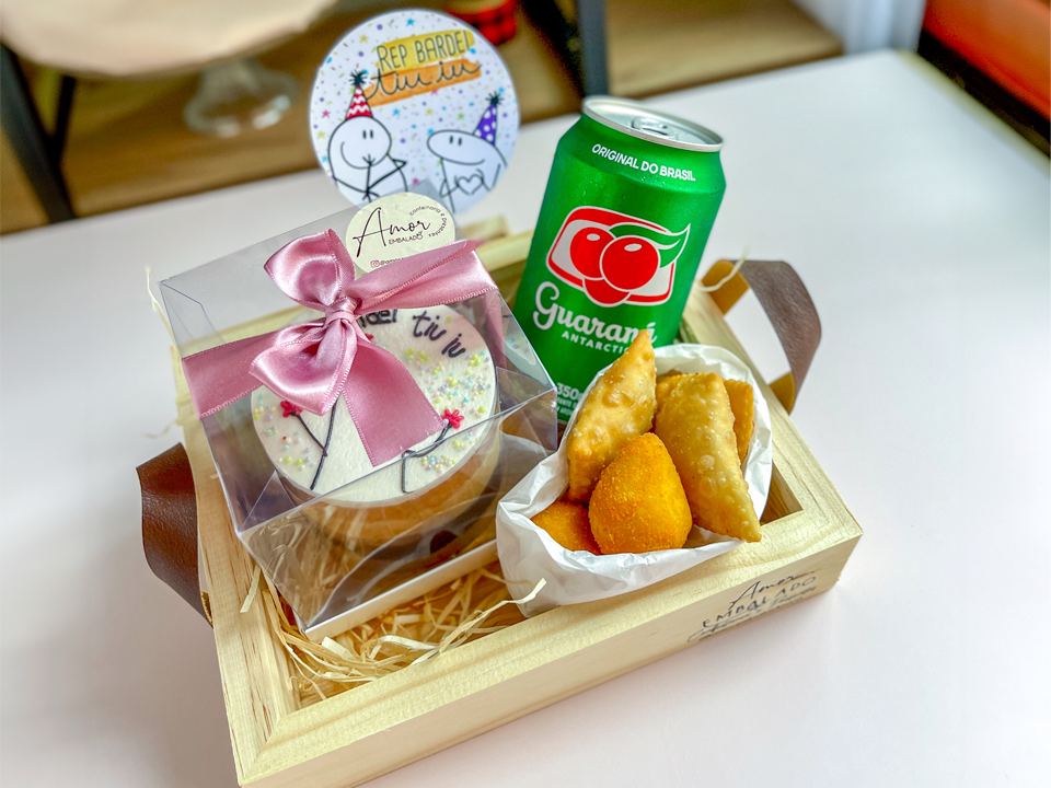 Cesta café da manhã mini com bolo - Amor Embalado Confeitaria - Amor ...