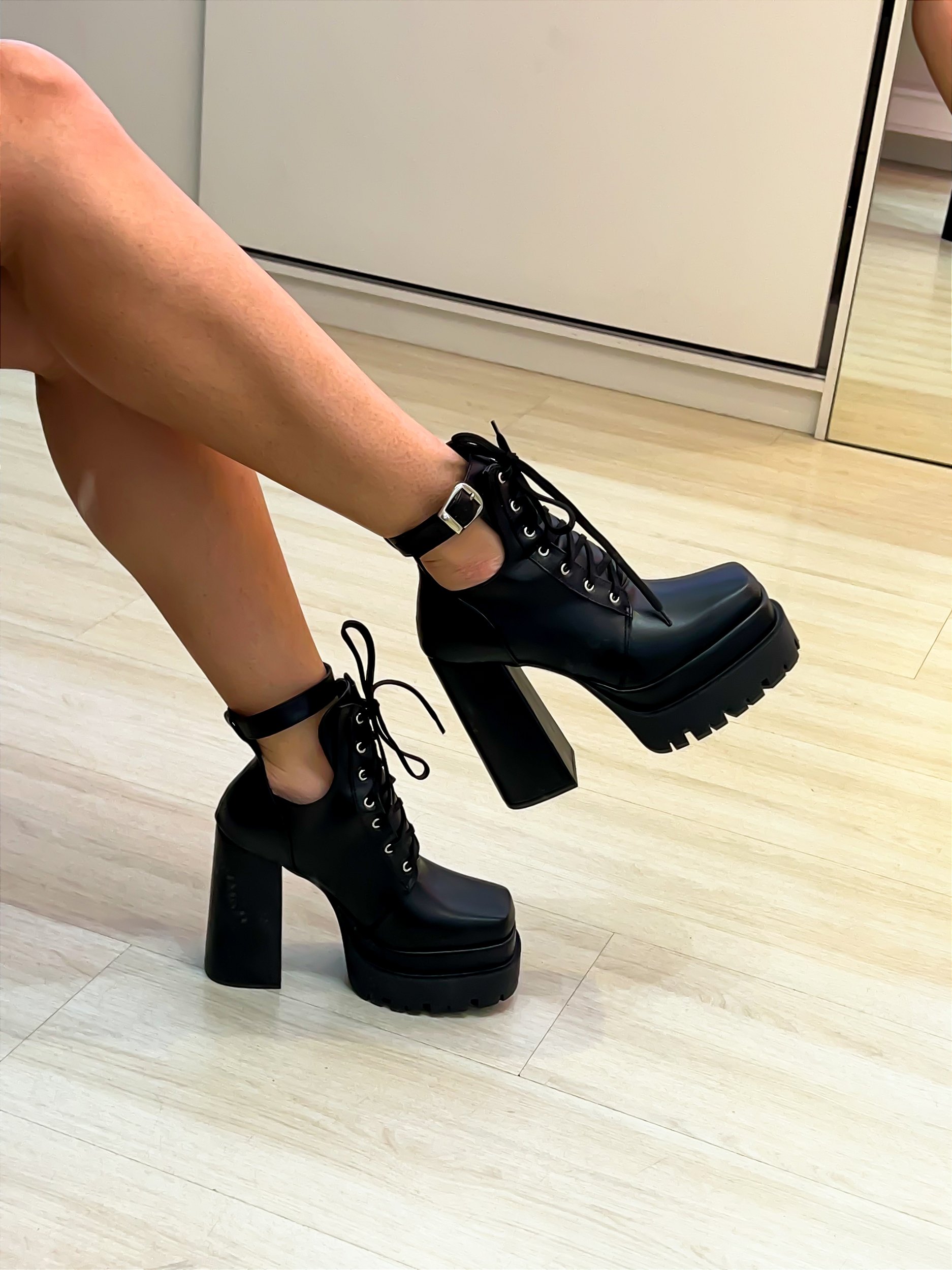 Bota Vazada - Shop Luana Montenegro
