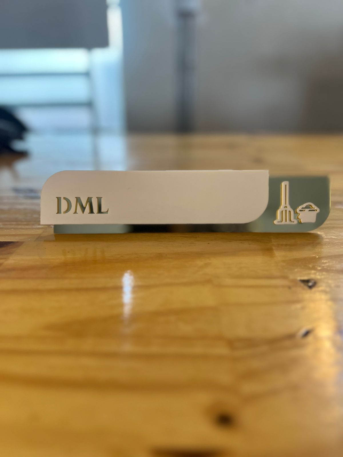 Placa de porta para DML 25x7 cm – acrílico personalizado (Texto e Logo ...