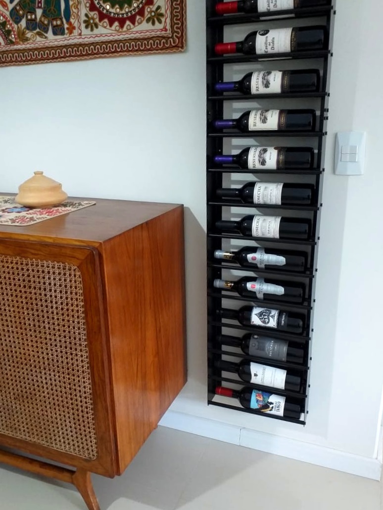 Elegância em Exibição: Adega de Parede para 20 Garrafas de Vinho ...