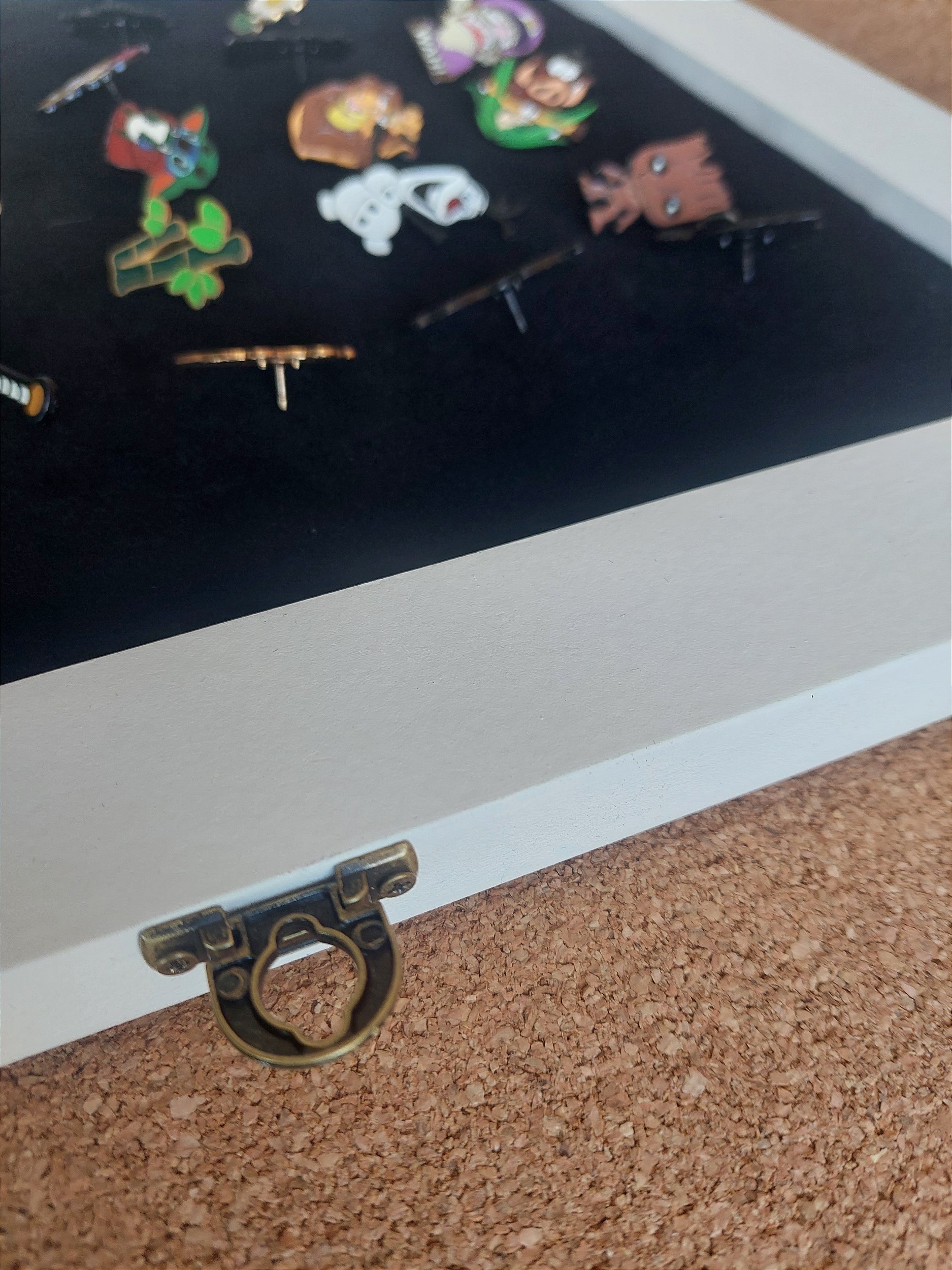 Quadro vitrini para pins e botons em cortiça - nivelnerd