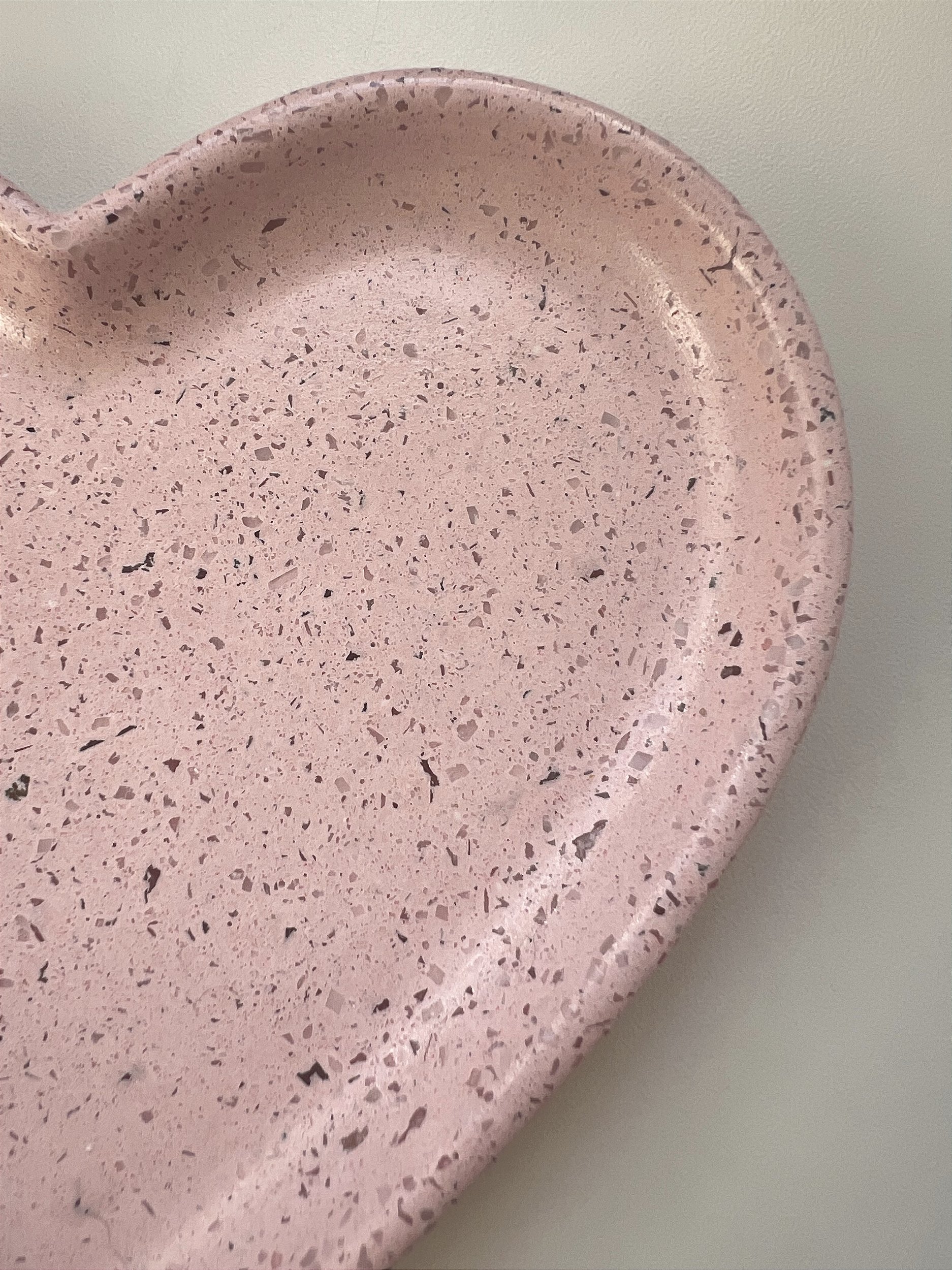 Bandeja decorativa coração rosa em granilite - Cerafina velas aromáticas