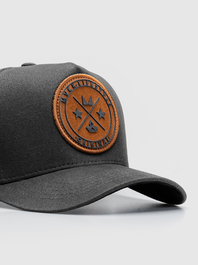 Boné Trucker Brasão Cinza Patch Caramelo MVCK - SwiftSelect / Bonés e acessórios Premium