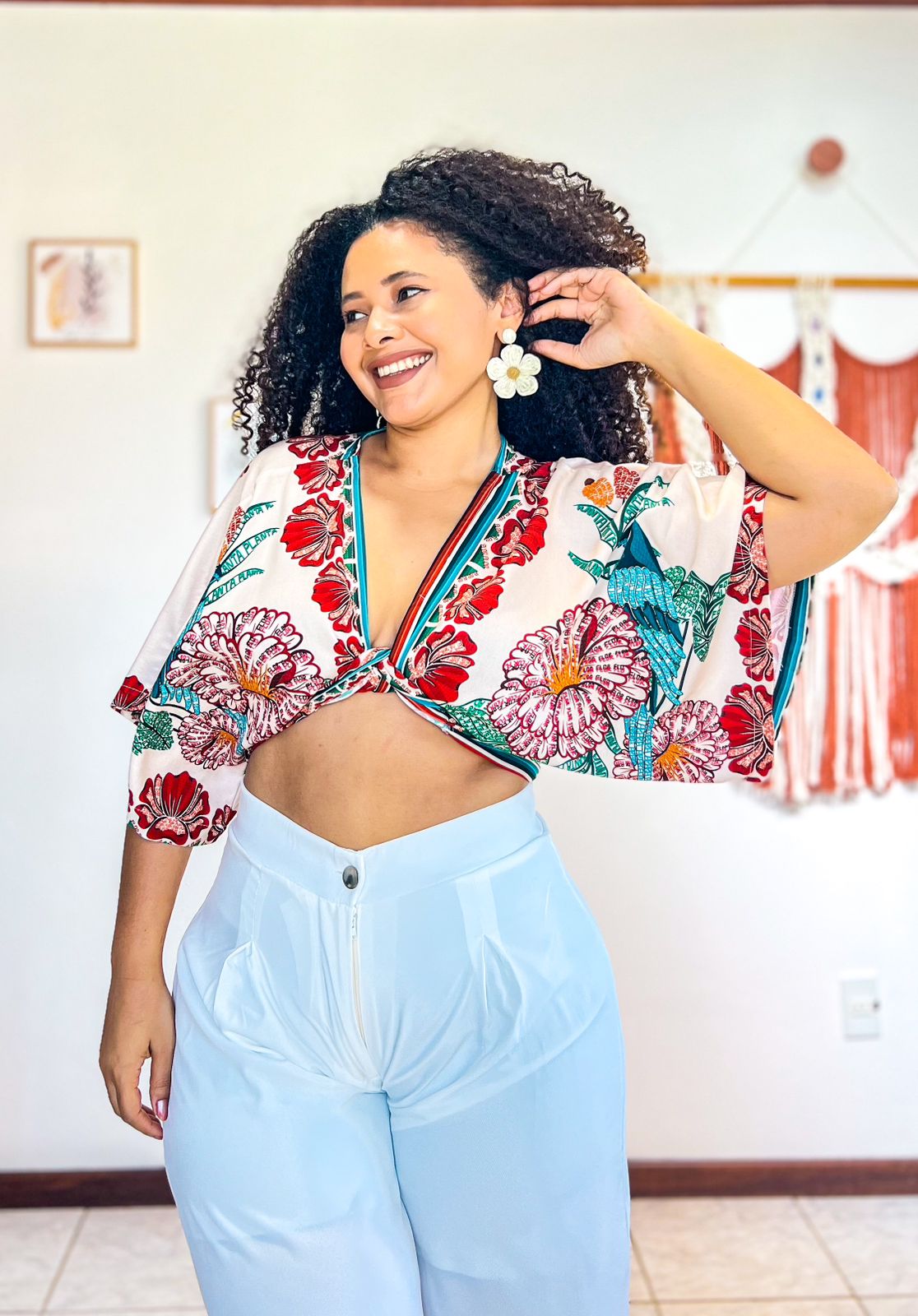 CROPPED MORCEGO - PRAIA URBANA -OFF COM DETALHES COLORIDOS - VISCOSE PRÉ LAVADO - Harmonize-se Modas