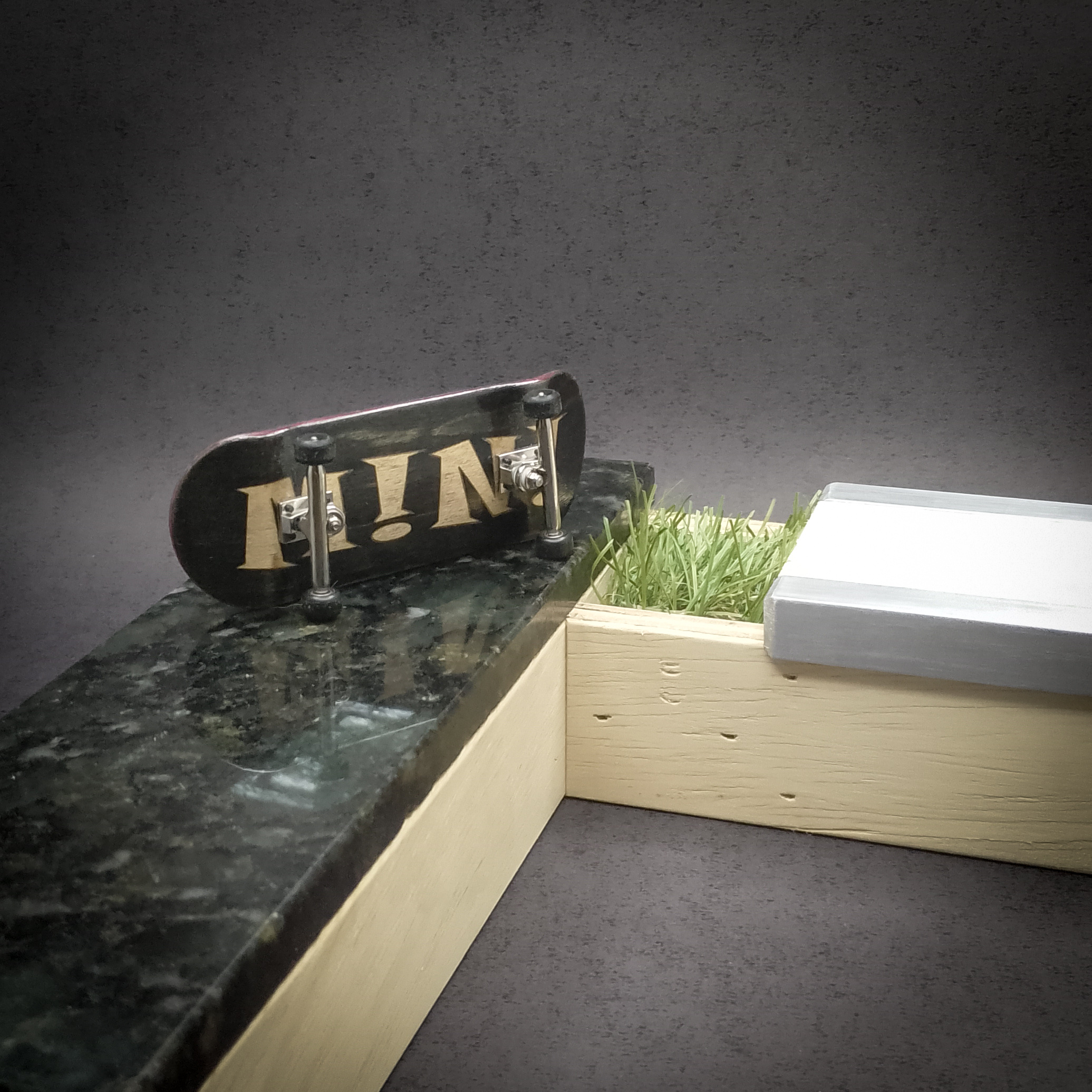 Caixote Granite Corner obstáculo para Fingerboard - Mini SKT Co.