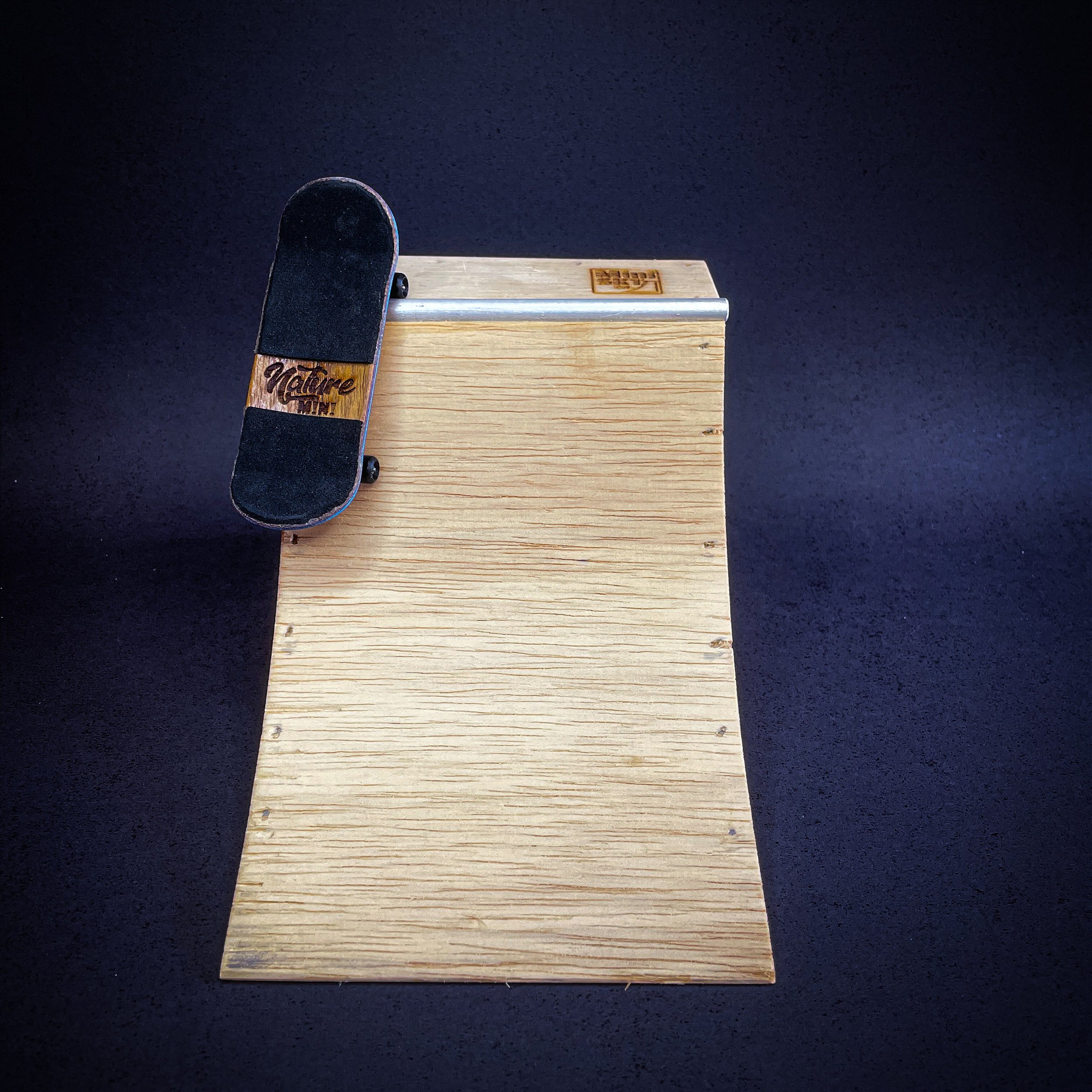 Pocket Quarter Pipe com coping em alumínio para skate de dedo - Mini ...