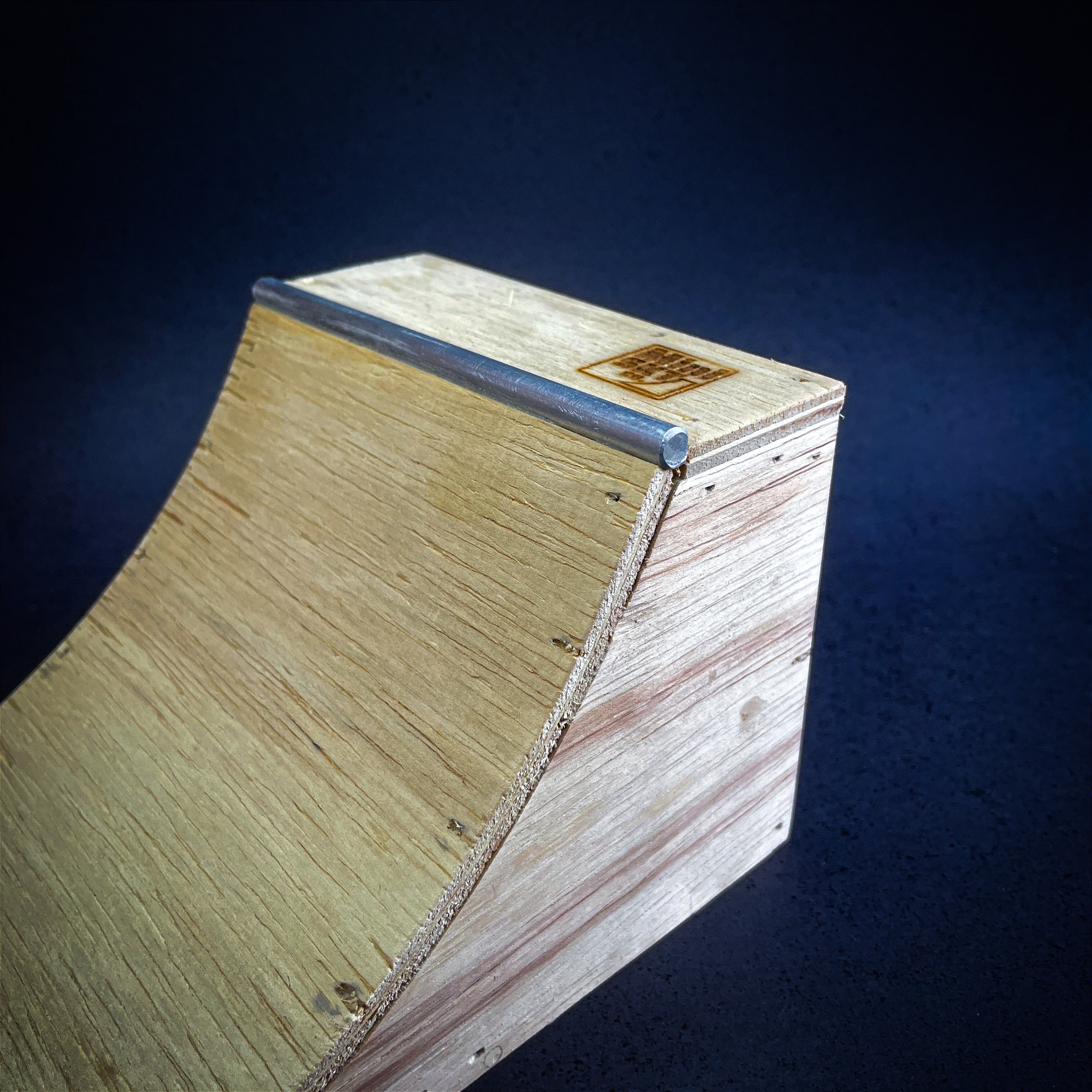 Pocket Quarter Pipe com coping em alumínio para skate de dedo - Mini ...