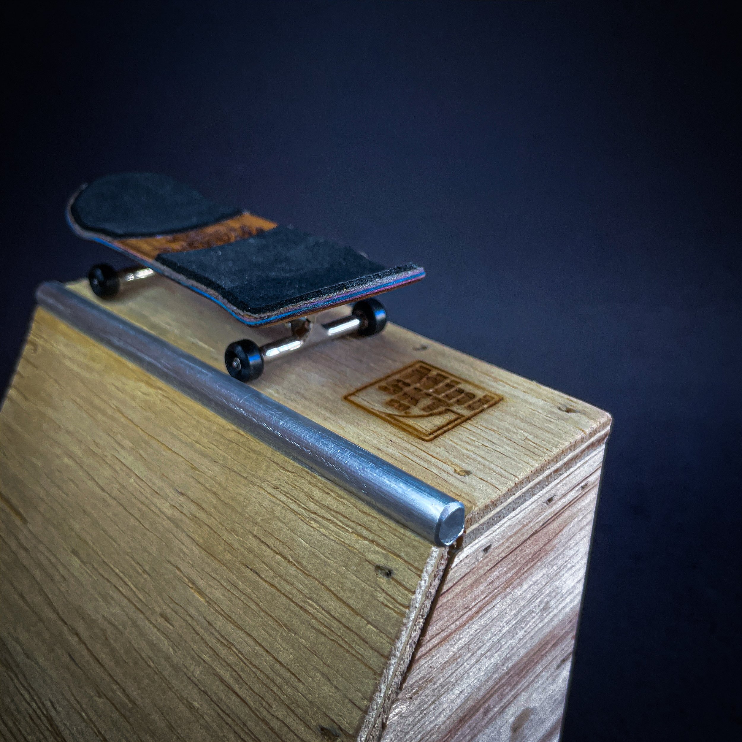 Pocket Quarter Pipe com coping em alumínio para skate de dedo - Mini ...