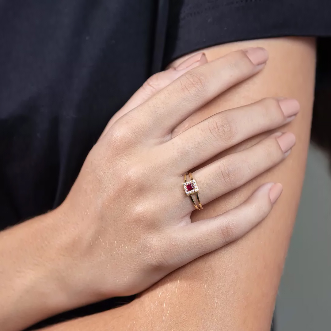 Anel de Formatura Spring Cravejado com Rubi e Brilhantes - Sterom ...