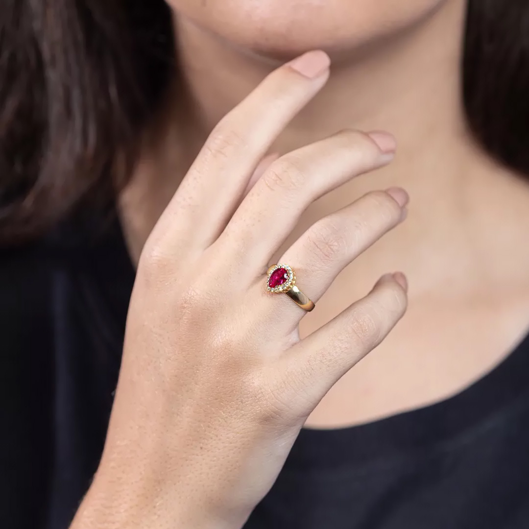 Anel de Formatura Kiss Cravejado com Rubi e Brilhantes - Sterom ...