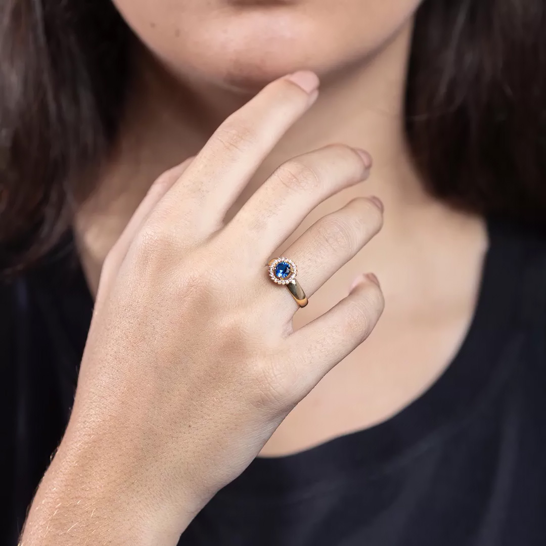 Anel de Formatura Sunny Cravejado com Safira e Brilhantes - Sterom ...