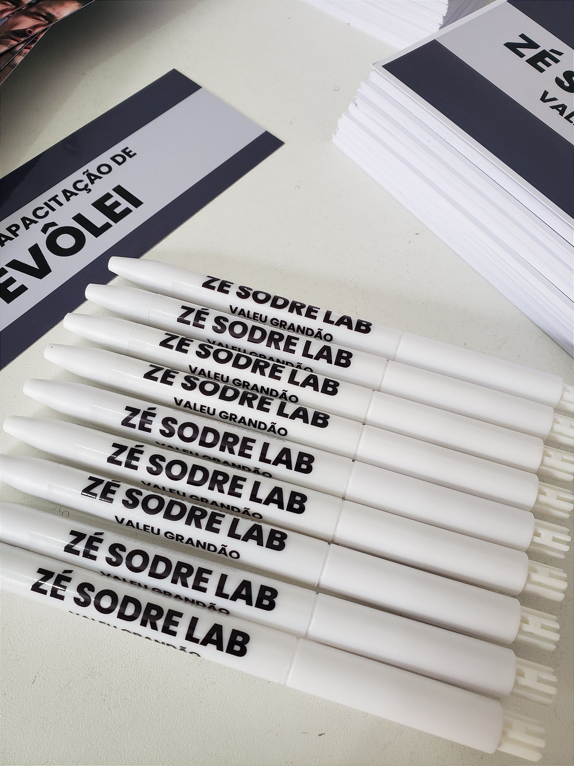 Caneta plástica personalizada - Andy Almeida Designer