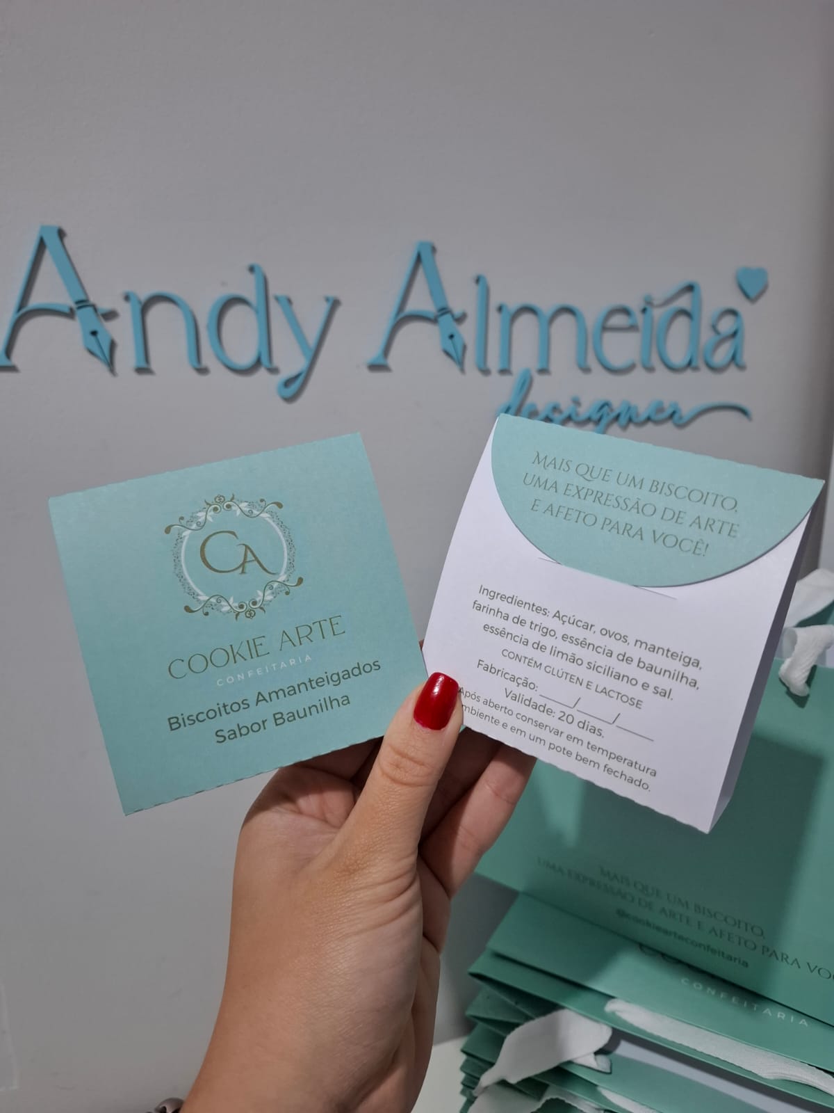 Caixinha 10x10x3cm com recorte personalizado - Andy Almeida Designer