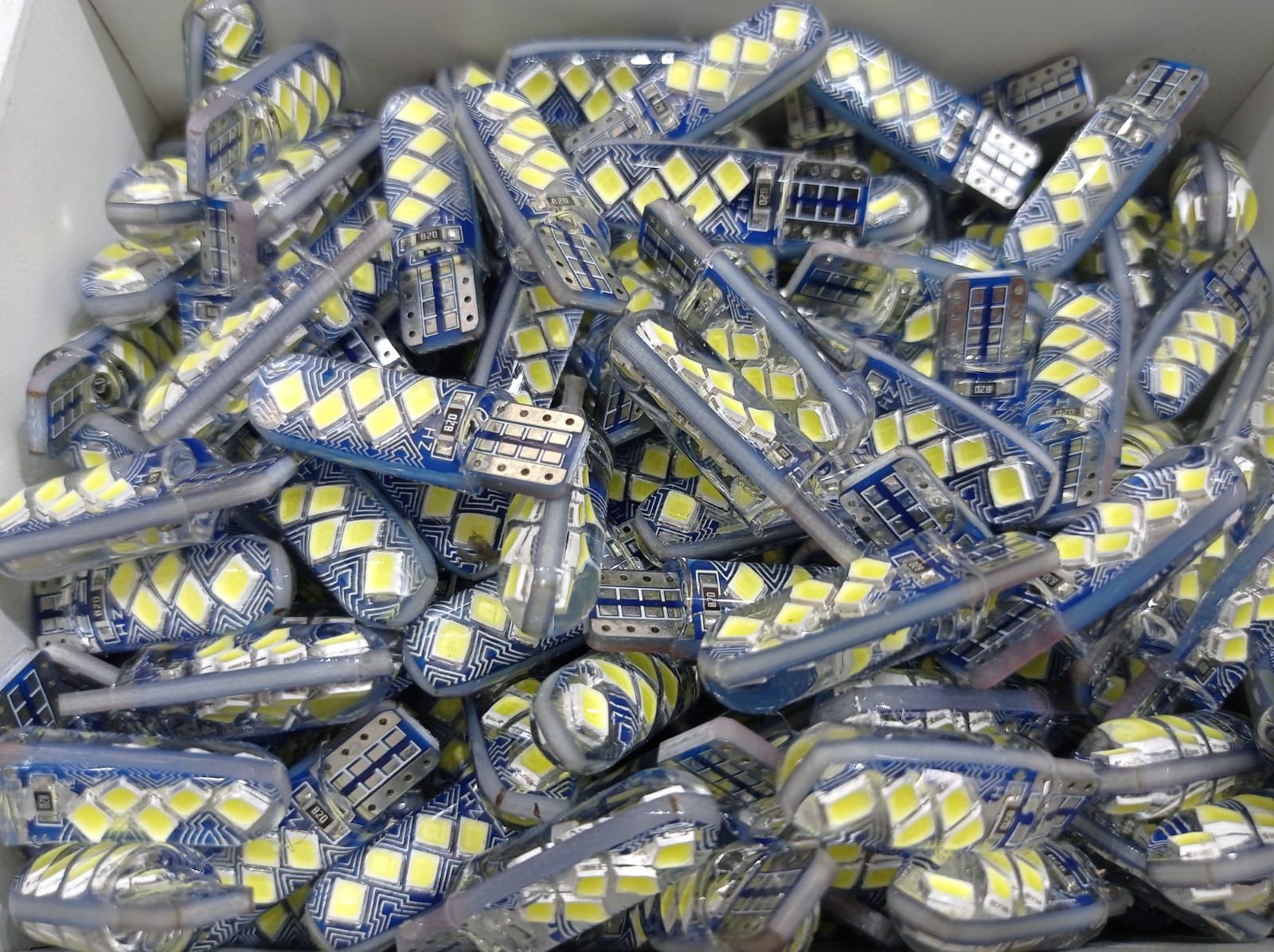 LAMPADA LED T10 10 LEDS SILICONE 6000K 12V - Four Leds Lampadas Automotivas