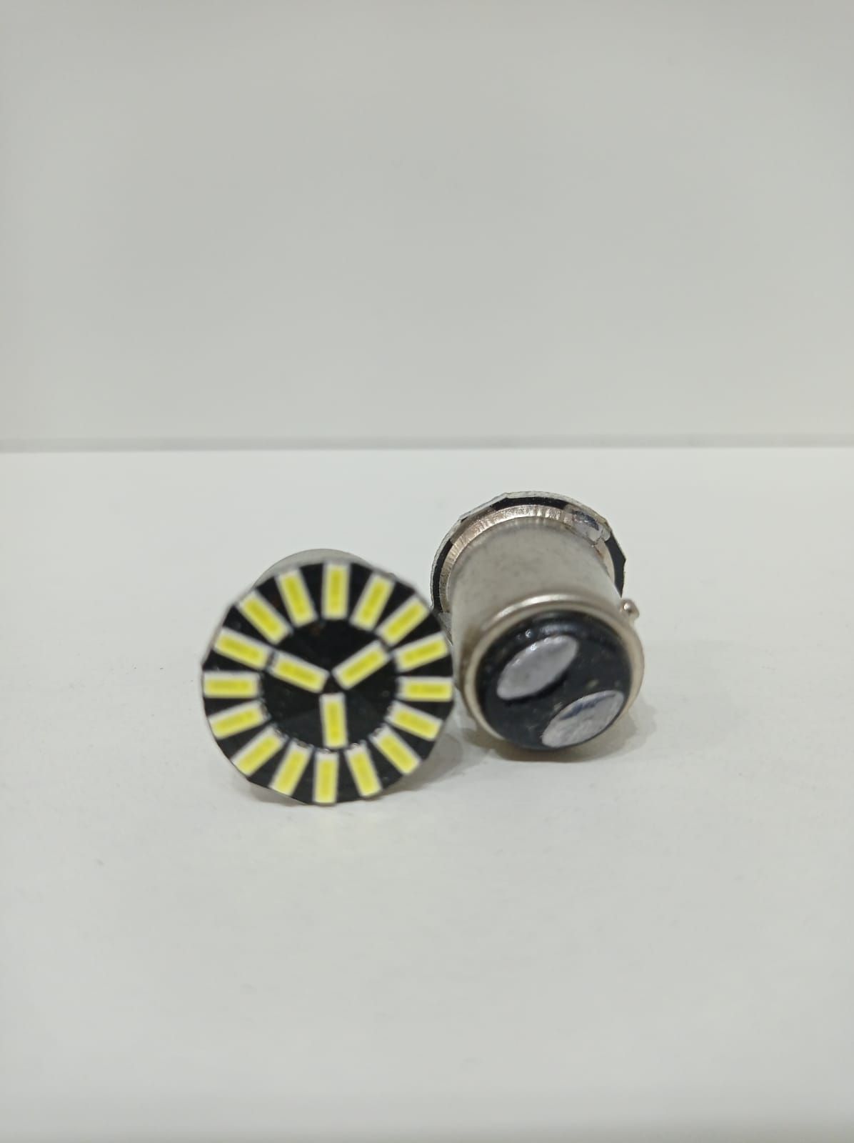 LAMPADA LED 2 POLOS 18 LEDS 6000K 12V - Four Leds Lampadas Automotivas