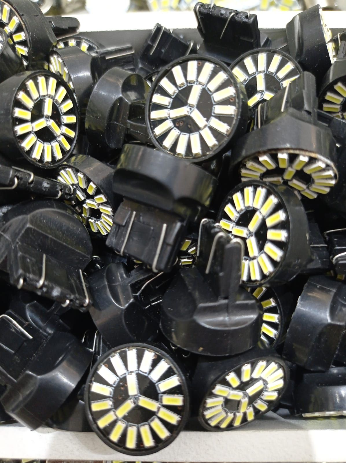 LAMPADA LED T20 2 POLOS 18 LEDS 6000K 12V - Four Leds Lampadas Automotivas