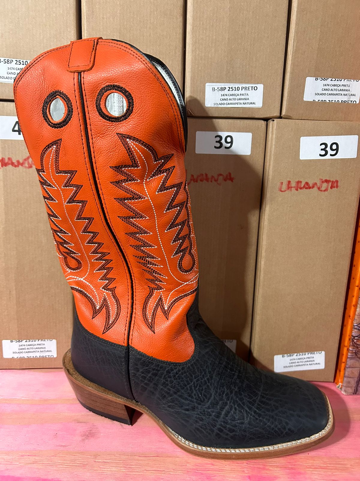 Bota Masculina Mr West - Modelo Carrapeta - Cano Alto/Solado couro/Salto de madeira - Cor ...