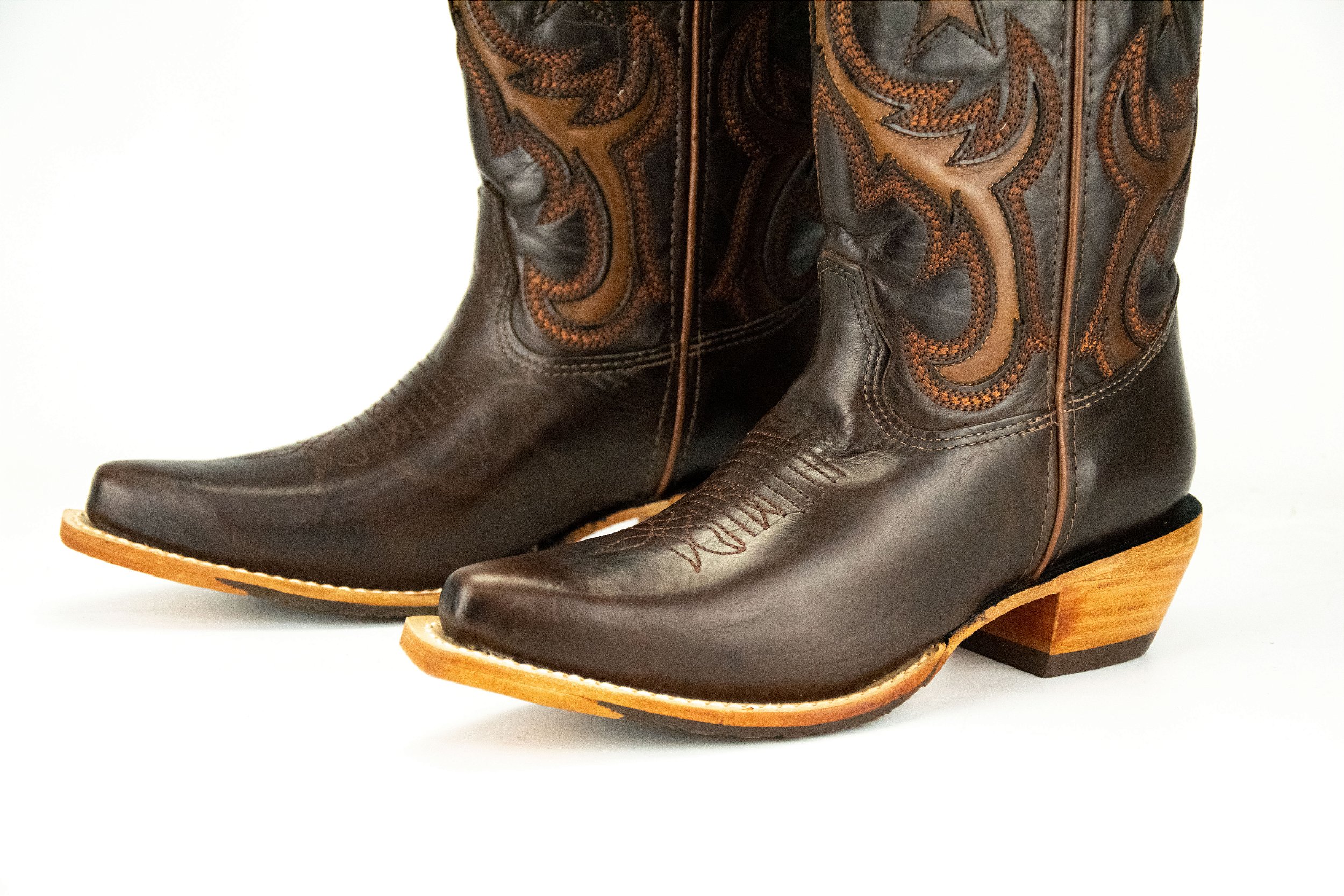 Bota Feminina Goyazes - Bico fino/ Cano Médio/Alto/ Solado couro/ Cor ...