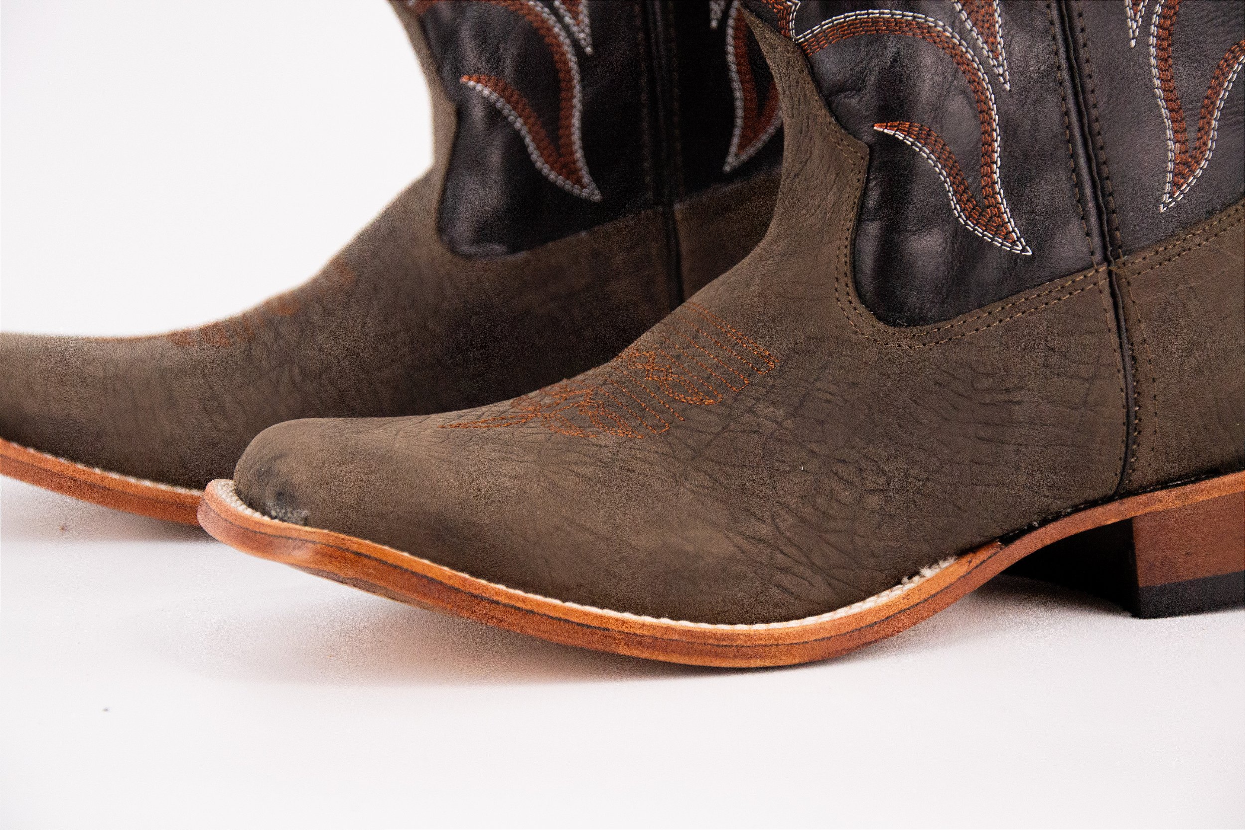 Bota Masculina FYD Cor Mamute Café/ Fóssil Preto/ Solado em couro/ Bico ...