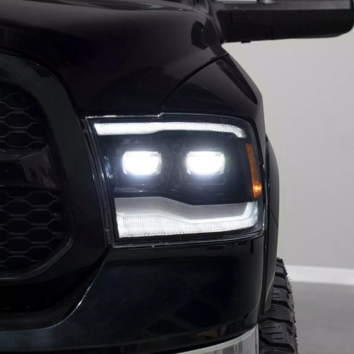 Farol Dianteiro RAM 1500/2500 com Projetor Duplo LED - 4x4import - Acessórios para Pickups
