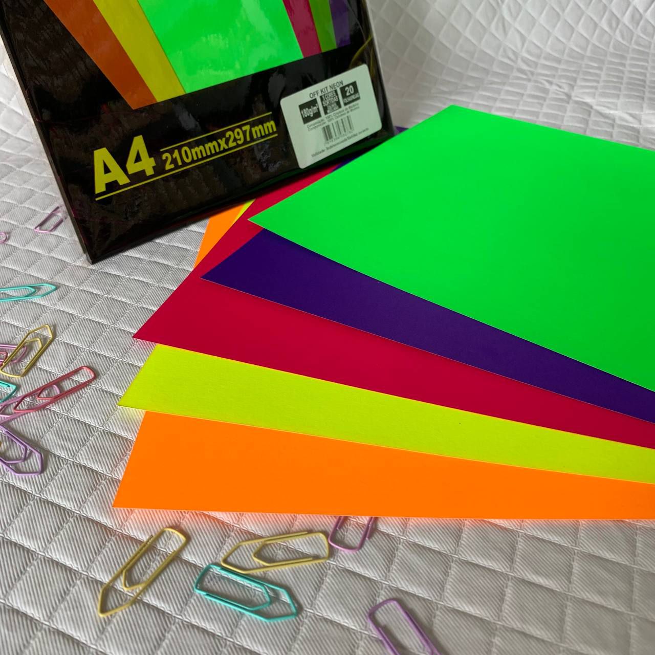 PAPEL NEON A4 180G 20FLS - CORES VARIADAS E KIT FESTA NEON - LaBellaju