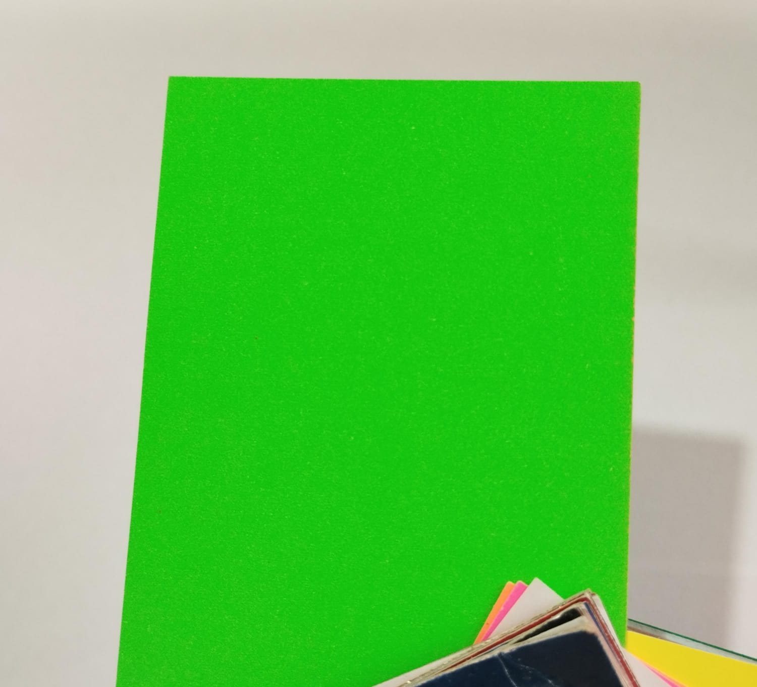 PAPEL NEON A4 180G 20FLS - CORES VARIADAS E KIT FESTA NEON - LaBellaju