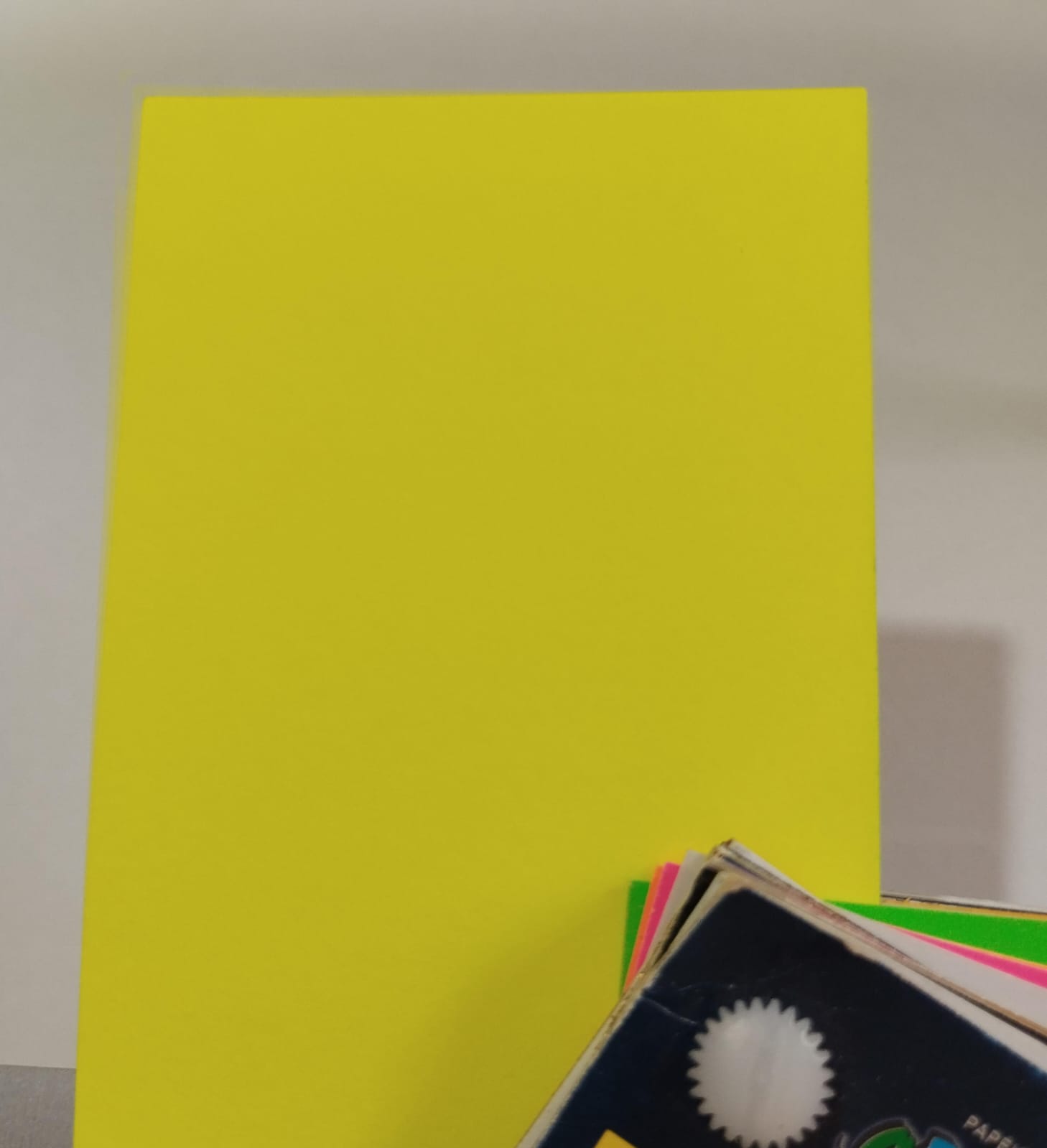 PAPEL NEON A4 180G 20FLS - CORES VARIADAS E KIT FESTA NEON - LaBellaju