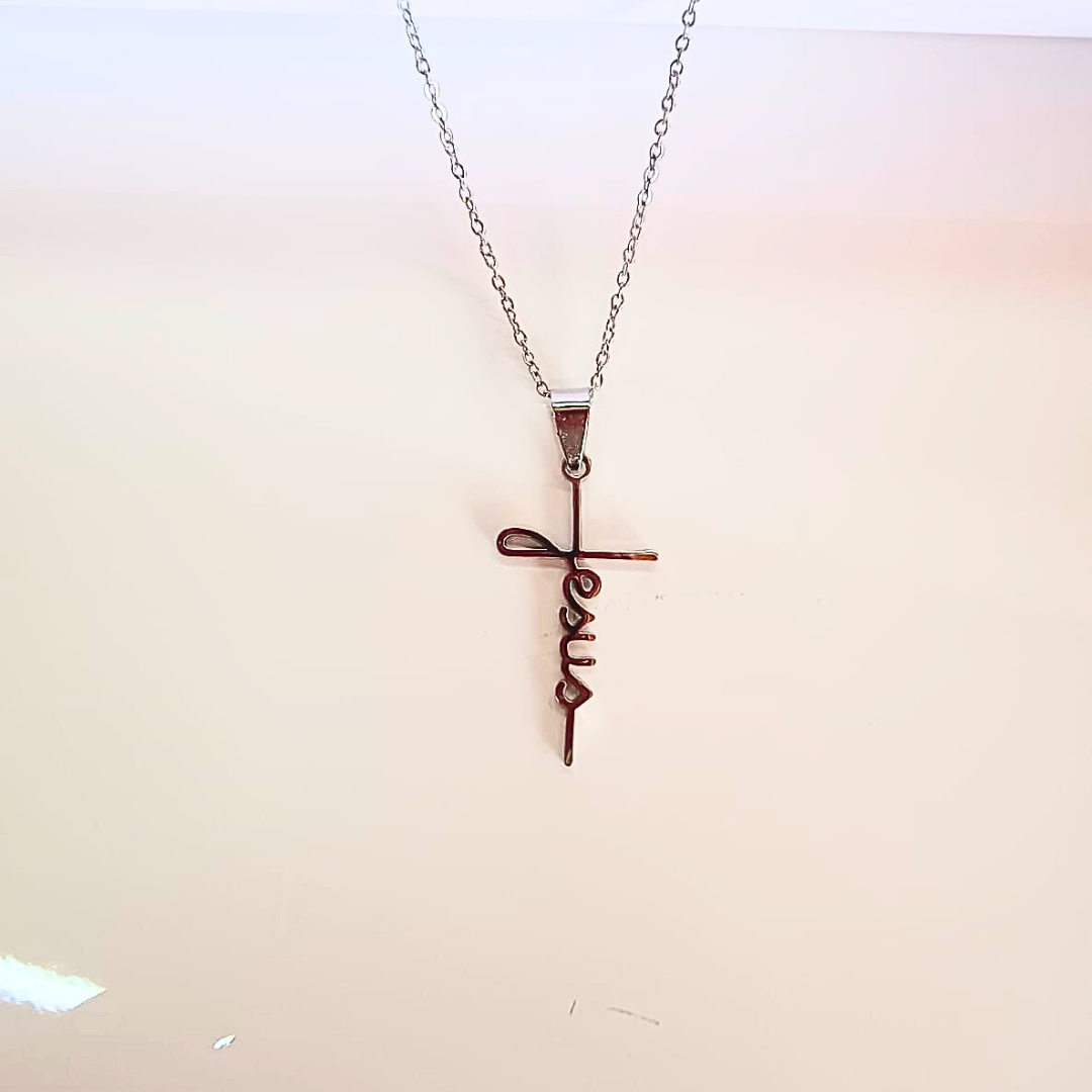 Colar em Formato de Cruz Escrito Jesus - JNZ Semi Jóias