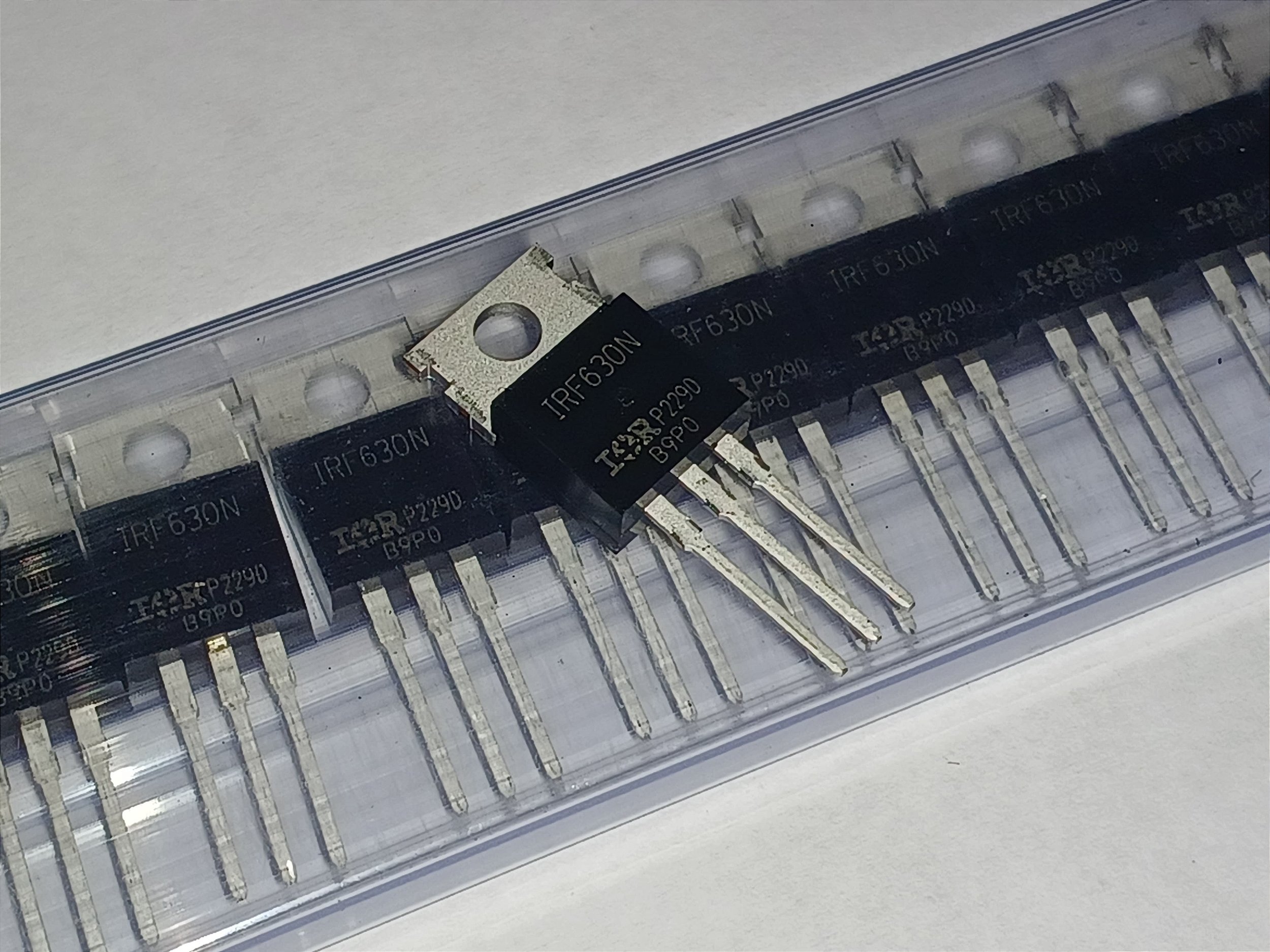 Mosfet IRF630N TO-220 Ir - Power Circuit - Componentes Eletrônicos