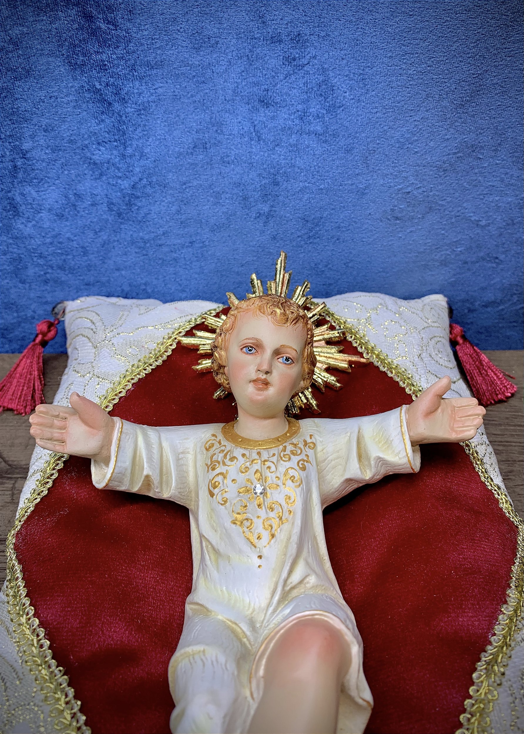 Menino Jesus com almofada - Trinitas Arte Sacra