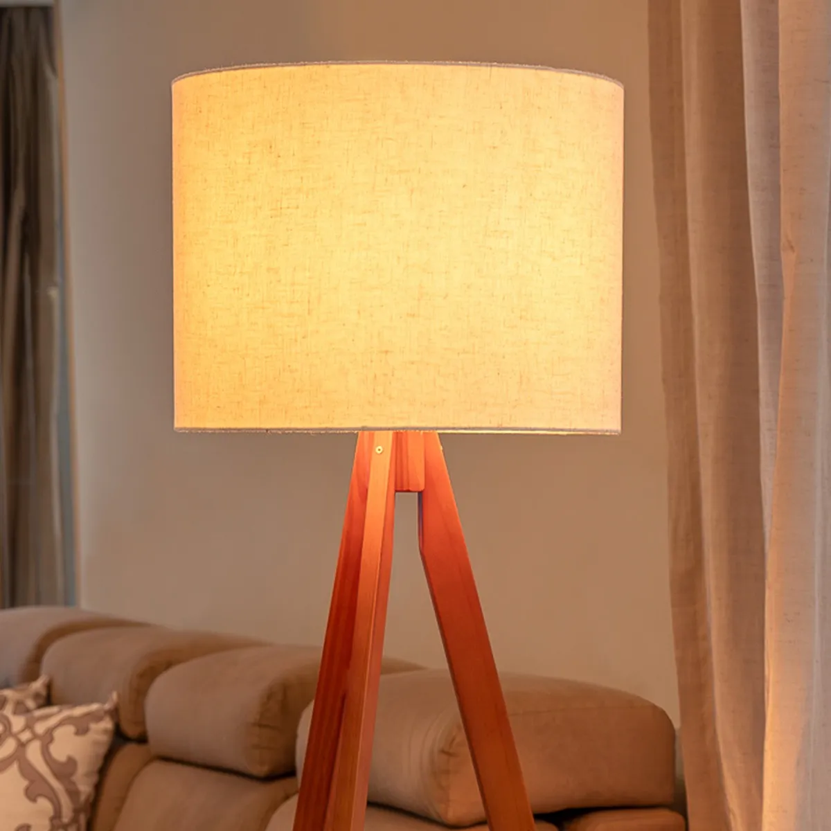 Abajur de Chão com Tripé Moderno e Cúpula de Linho Off-White - Urban ...