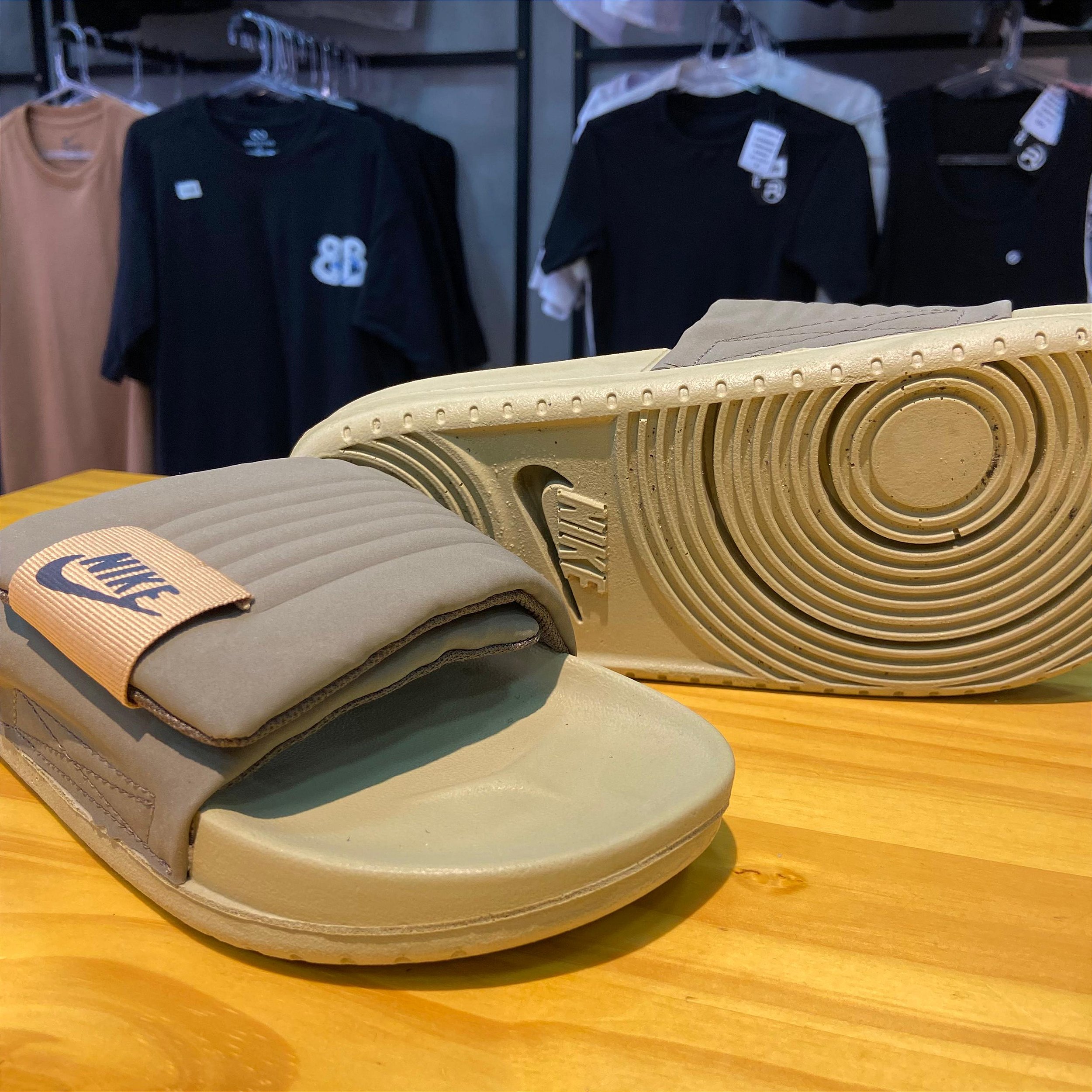 SLIDE NIKE OFF COURT ADJUST GREEN - OUTFIT BR