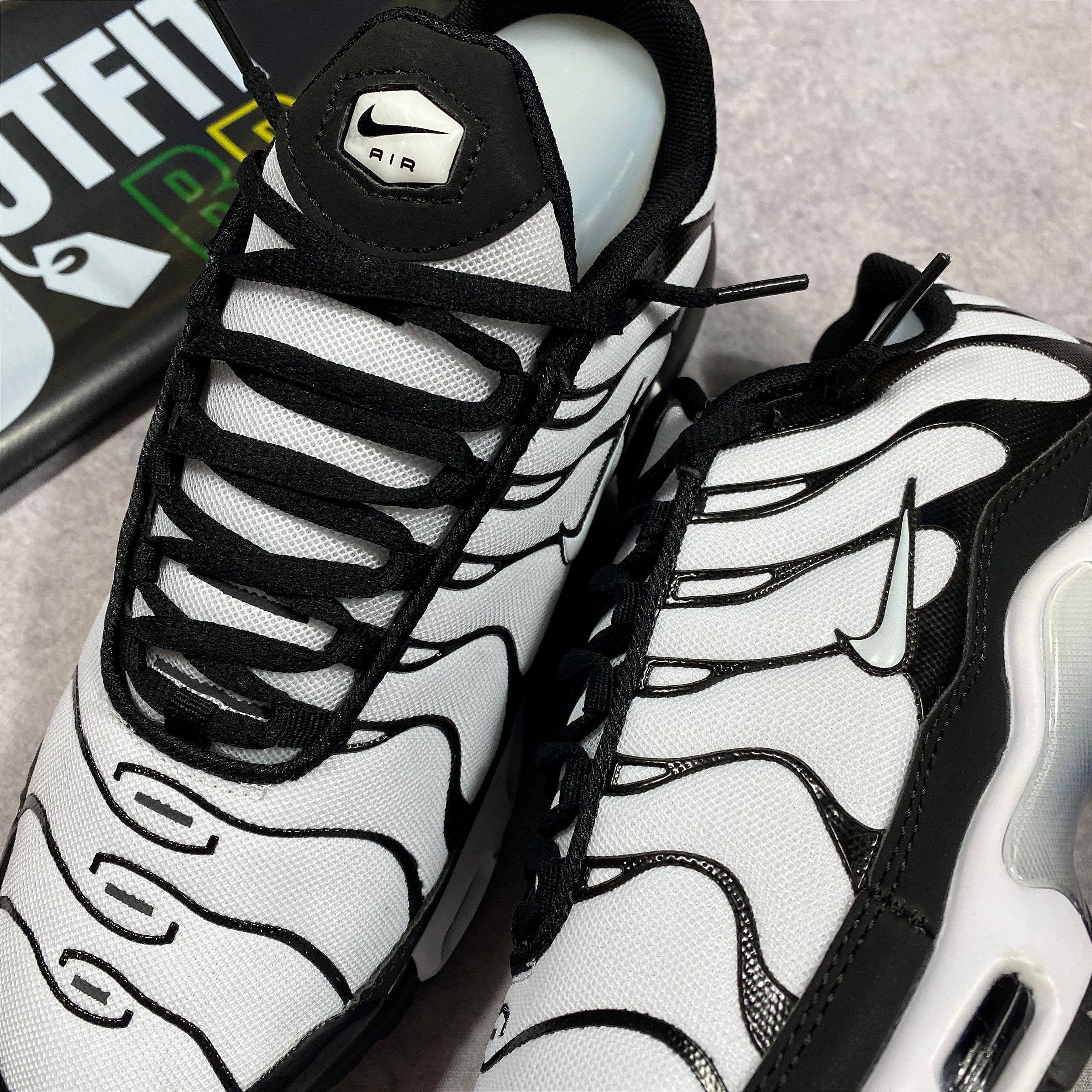 TÊNIS NIKE AIR MAX PLUS TN "OREO" - OUTFIT BR