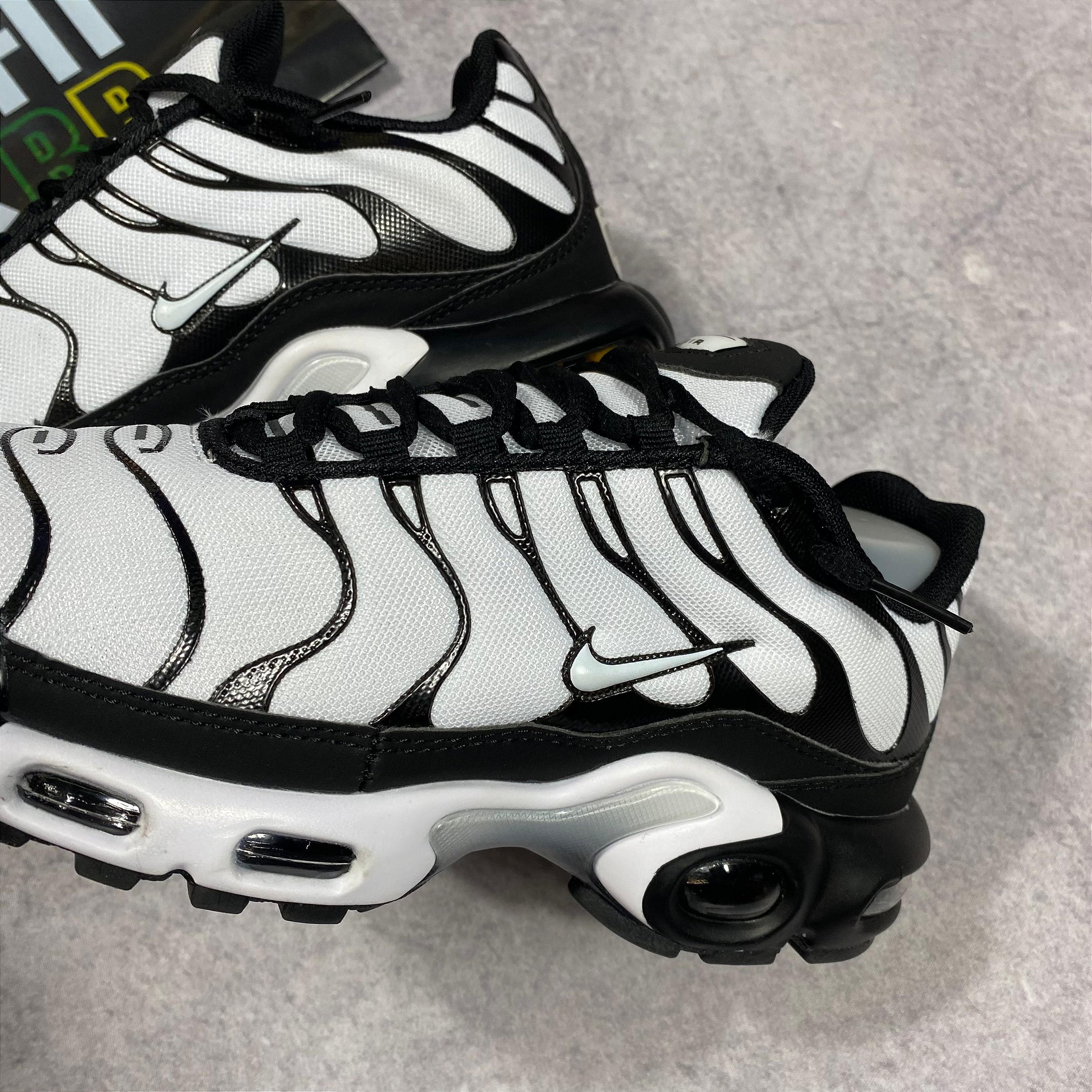 TÊNIS NIKE AIR MAX PLUS TN "OREO" - OUTFIT BR