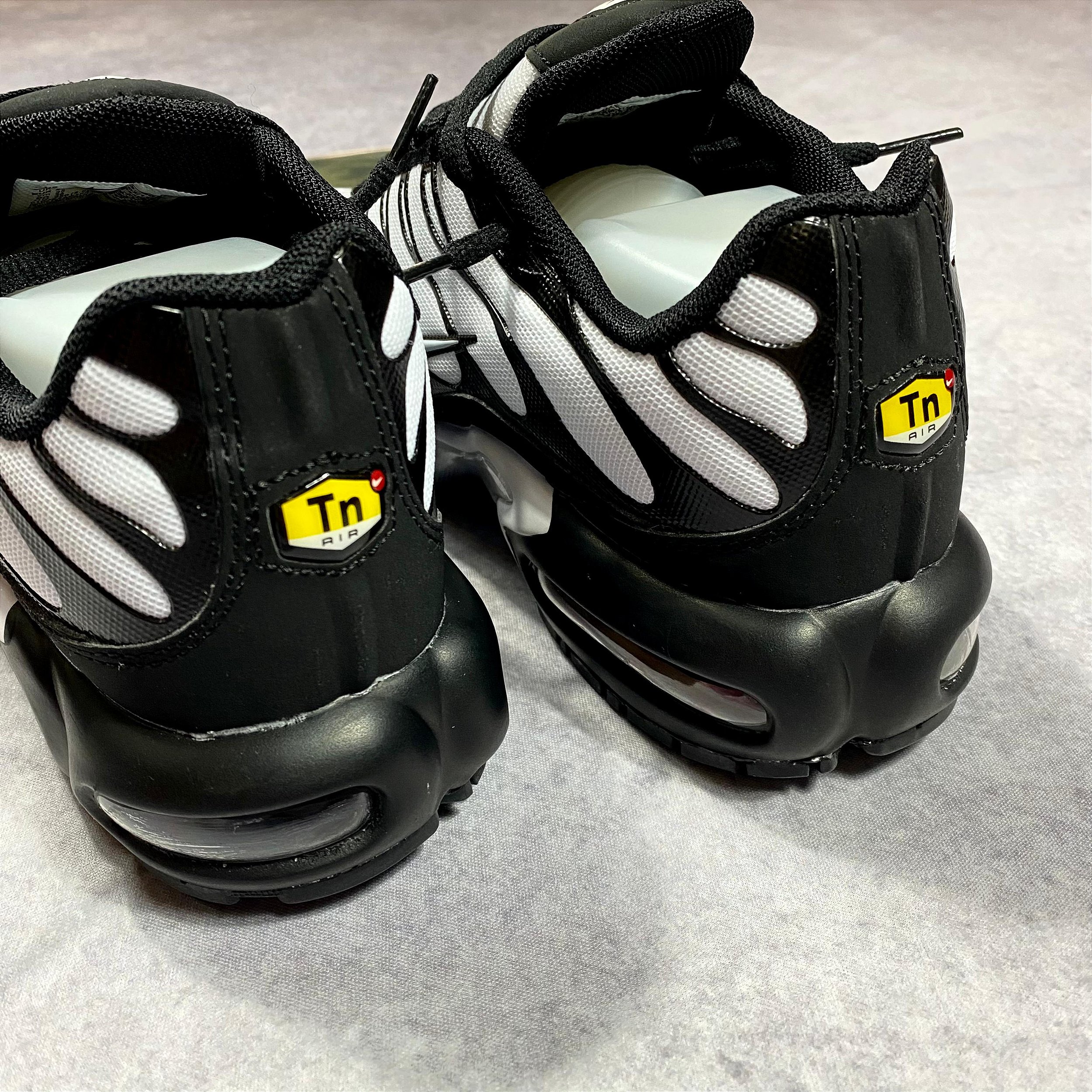 TÊNIS NIKE AIR MAX PLUS TN "OREO" - OUTFIT BR