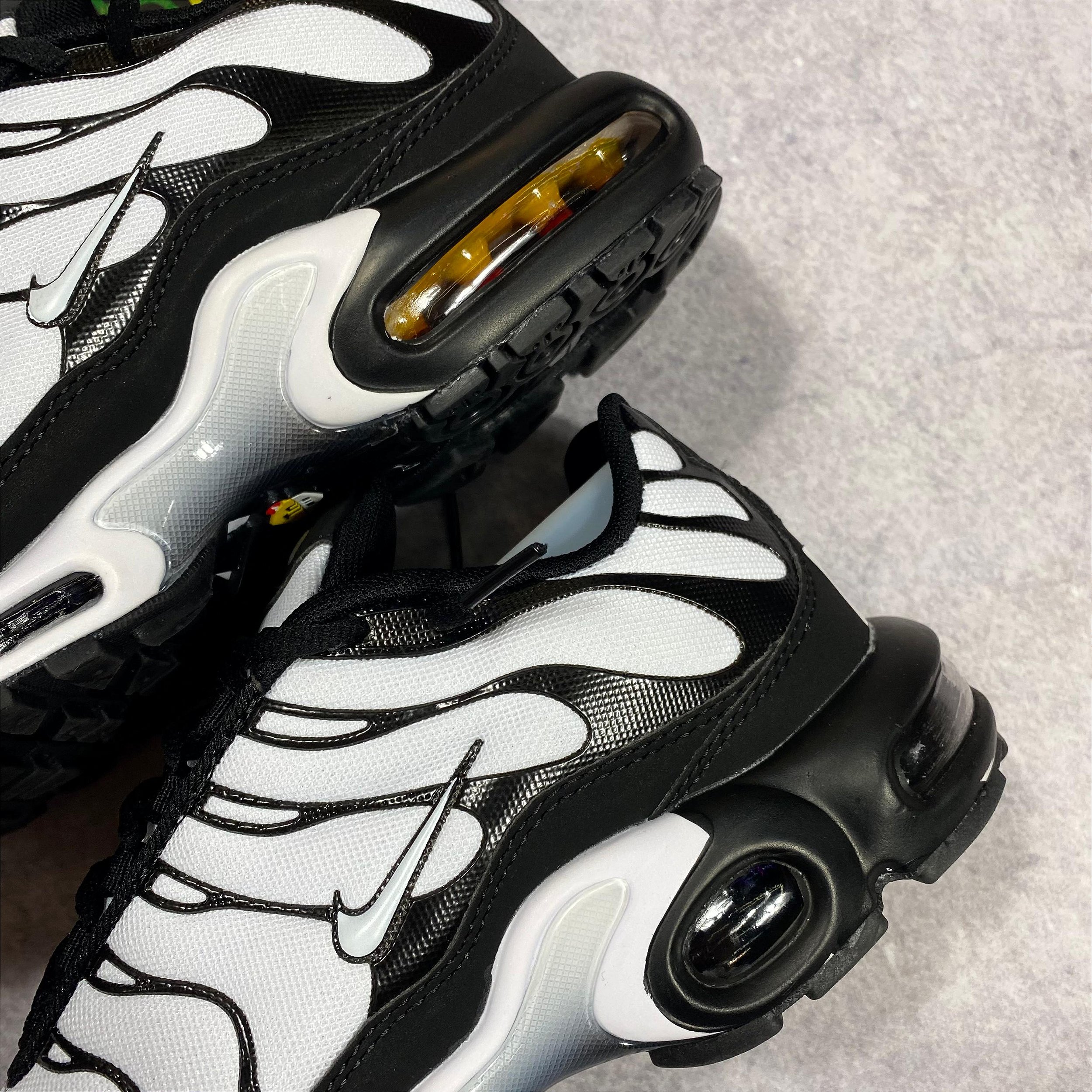 TÊNIS NIKE AIR MAX PLUS TN "OREO" - OUTFIT BR