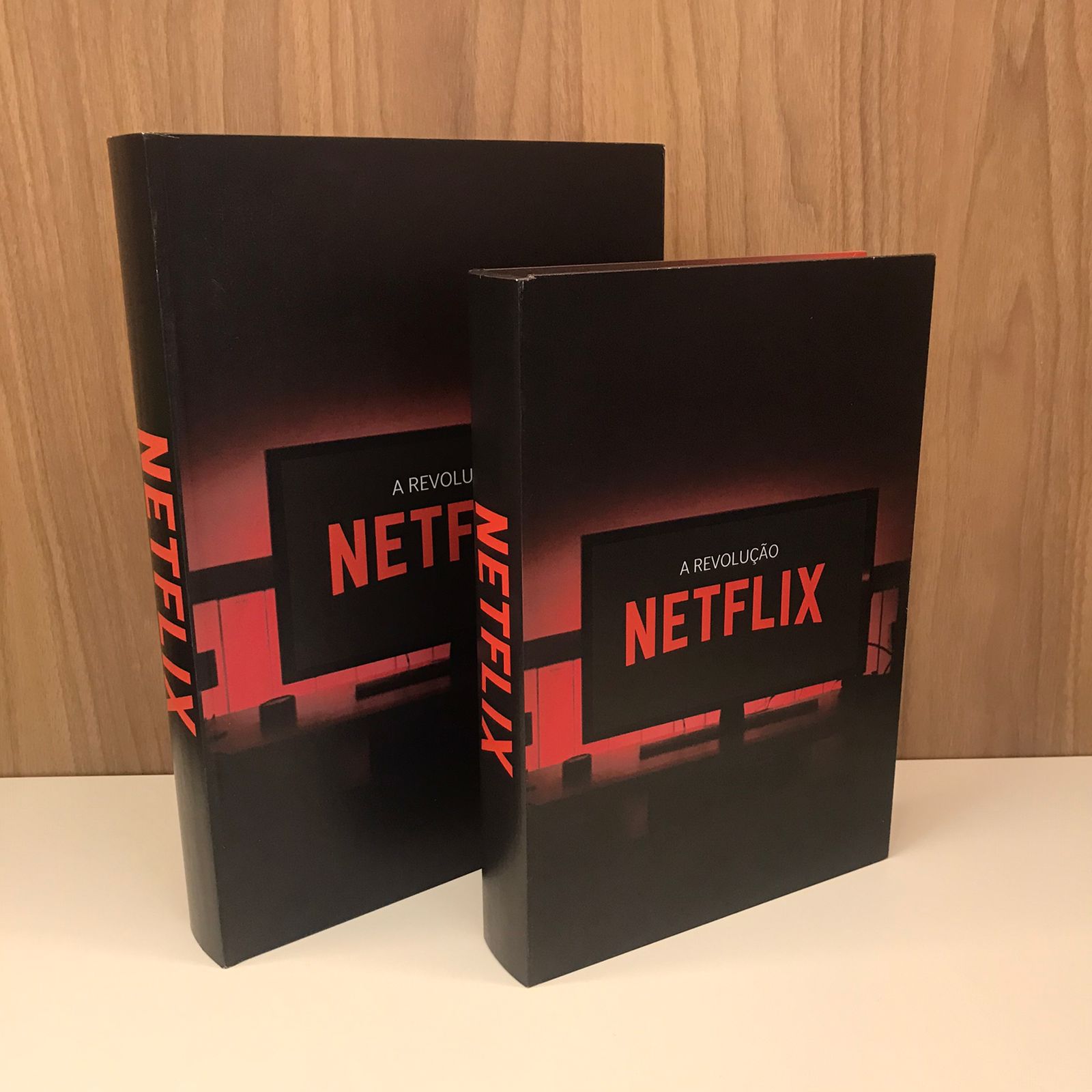CAIXA LIVRO NETFLIX MÉDIA - Debora Decorações - Móveis e Decor
