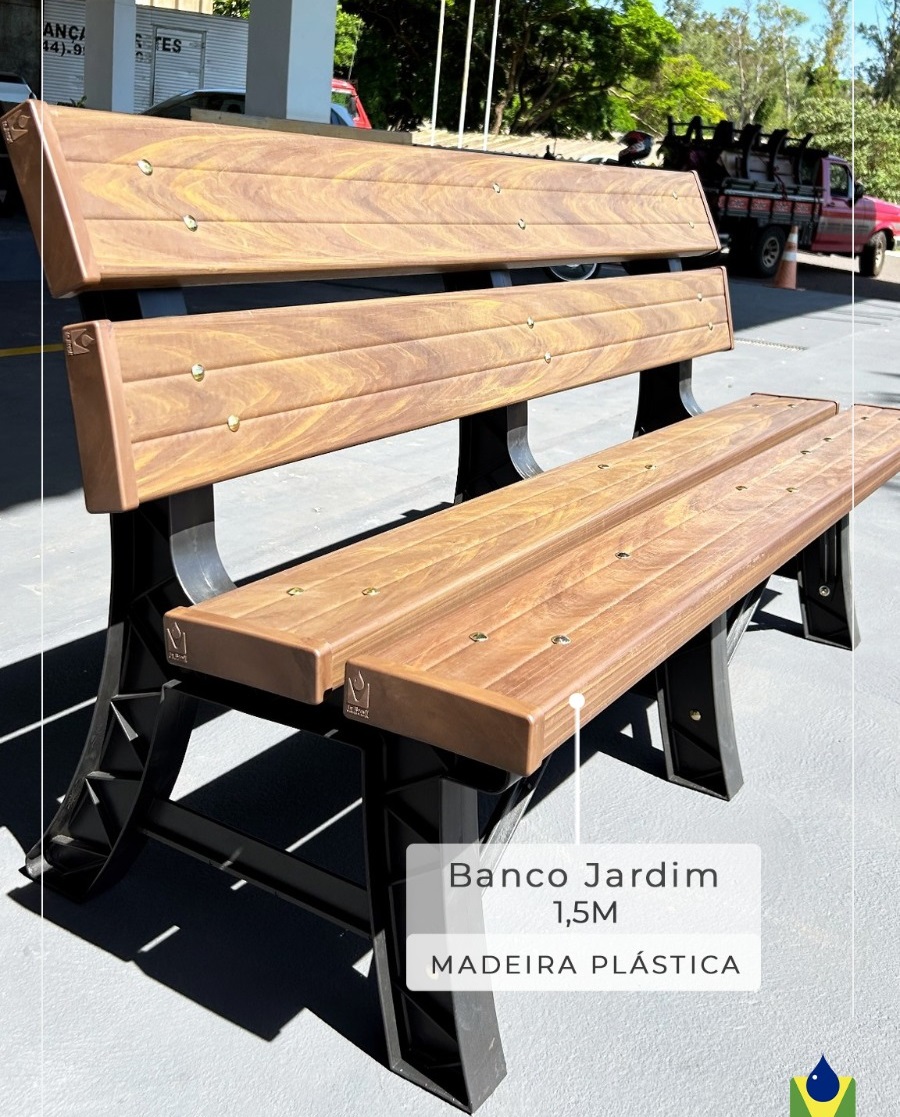 Banco em Madeira Plastica 1,50m com encosto Cor Ipe - 3 Lugares - Conteko