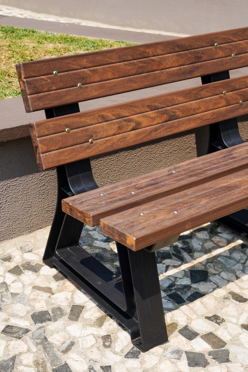 Banco Urban em Madeira Plástica Cor Ipê 150 Cm - 03 Lugares - Conteko