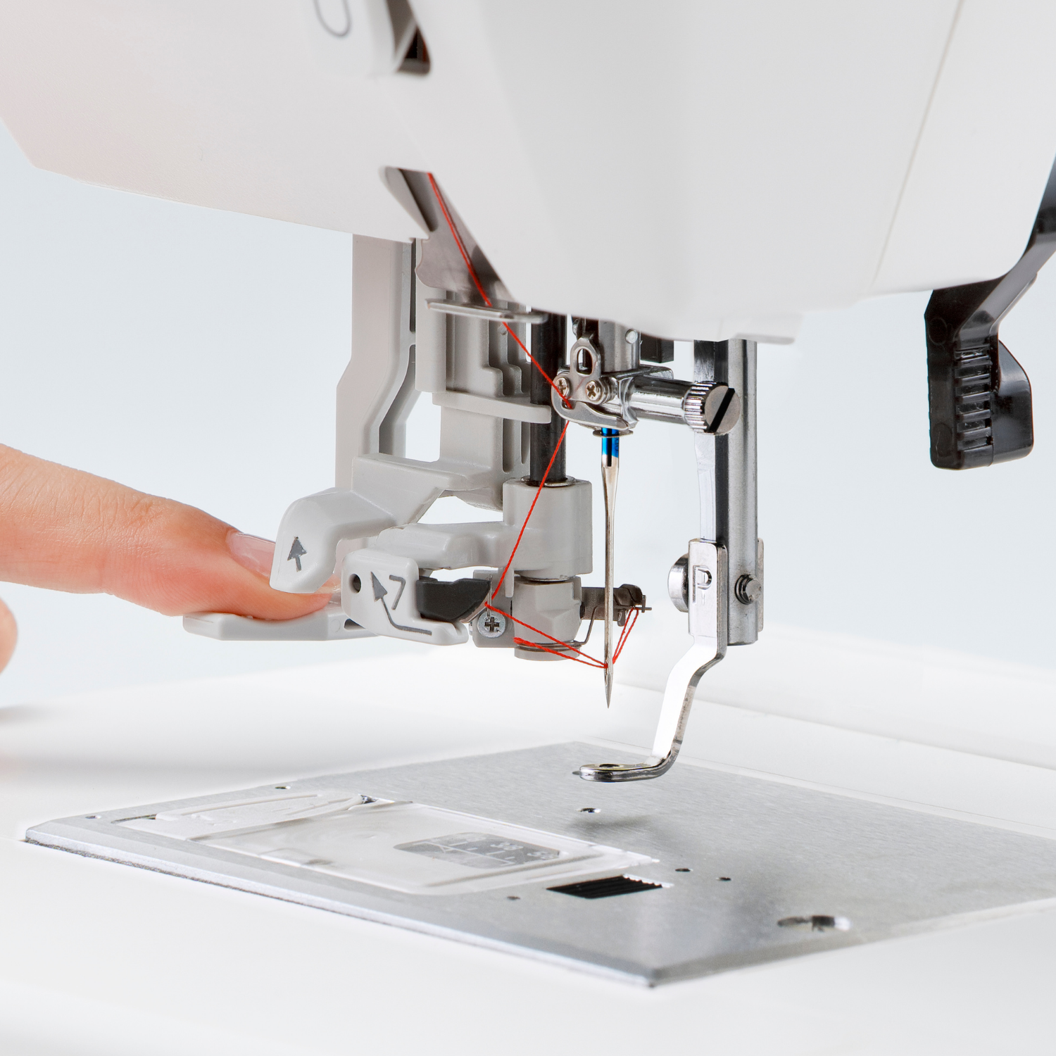 Máquina de Bordar Janome MC100E com Área 14 x 14 cm e 274 desenhos - Janome - Máquinas de Costura