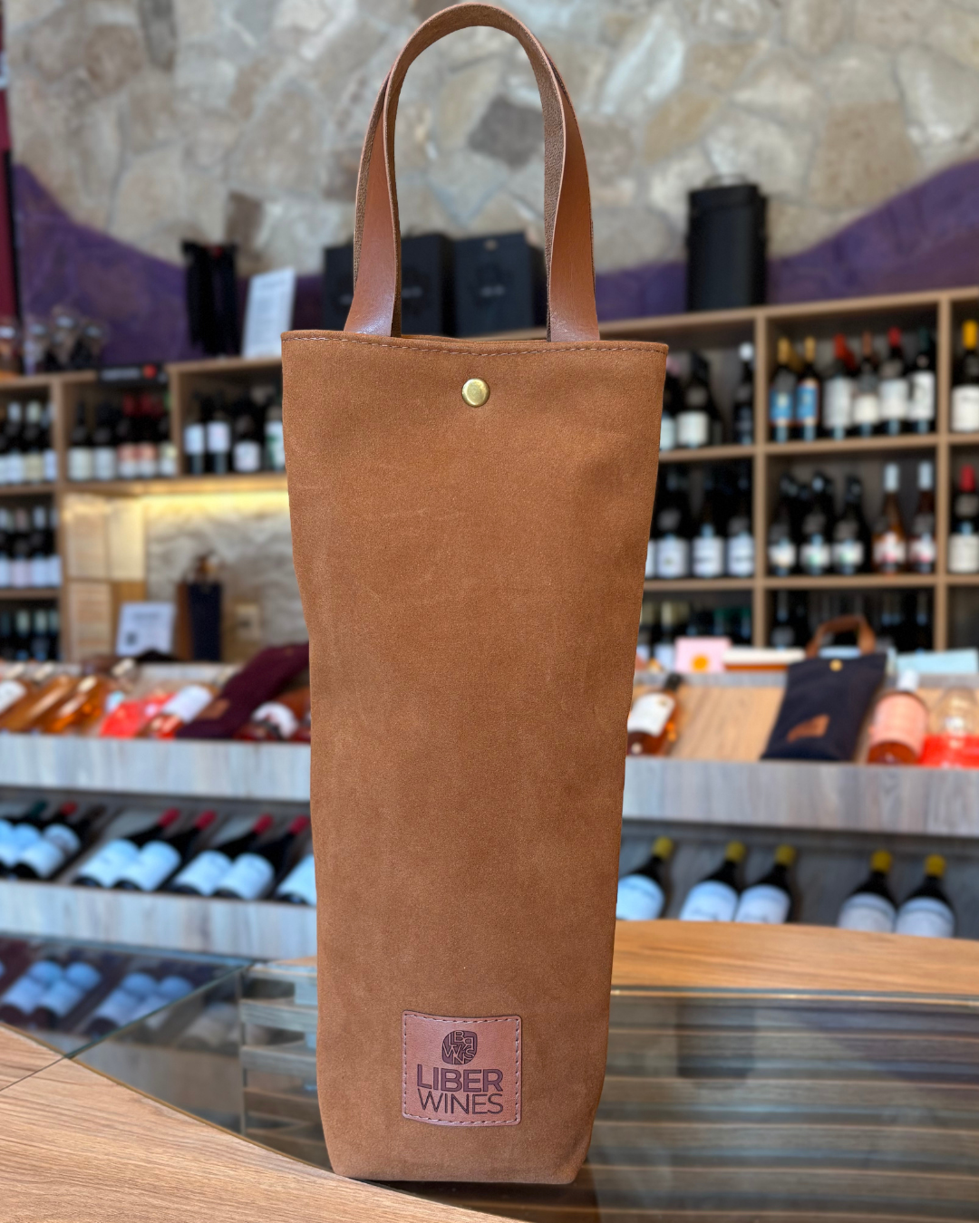 SACOLA DE CAMURÇA PARA 1 GARRAFA - Liber Wines | Descubra o sabor do novo
