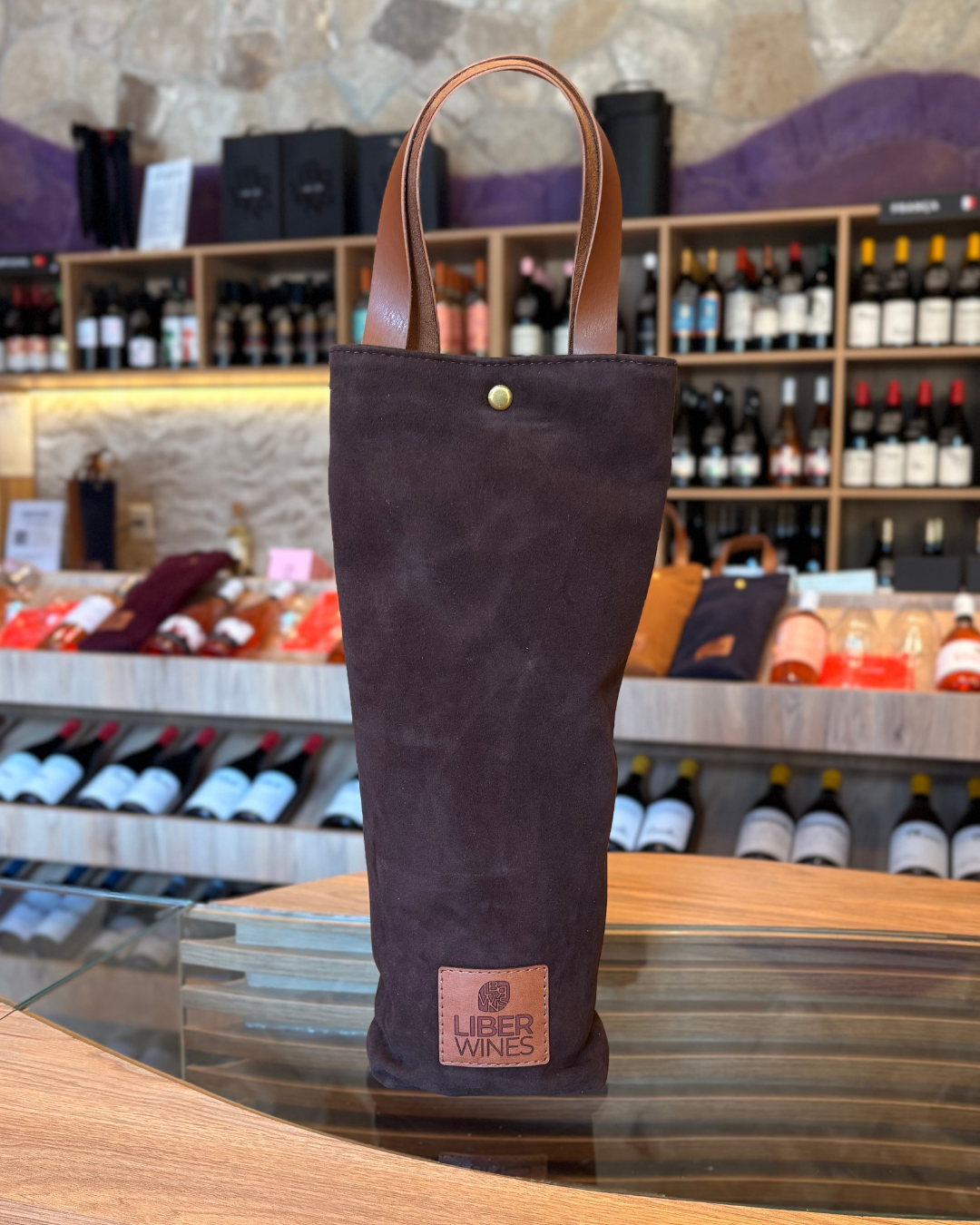 SACOLA DE CAMURÇA PARA 1 GARRAFA - Liber Wines | Descubra o sabor do novo