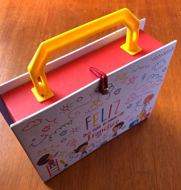 CAIXA MALETA CARTONADA INFANTIL - OLIVER BOX EMBALAGEM