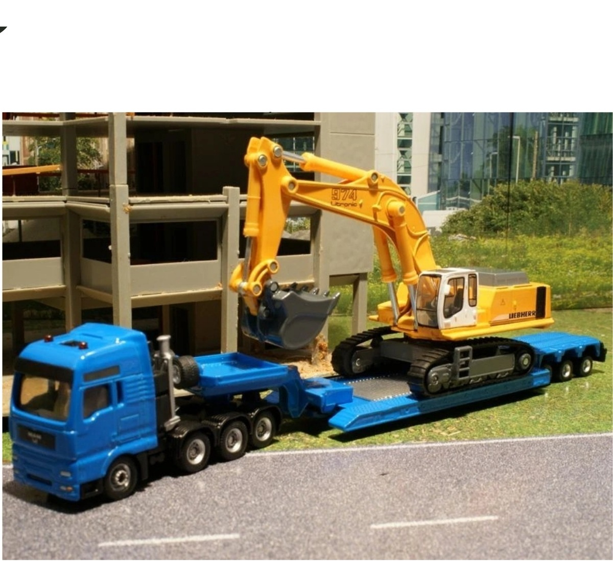 Miniatura Caminhão MAN com Escavadeira Liebherr Siku 1:87 - Drive ...