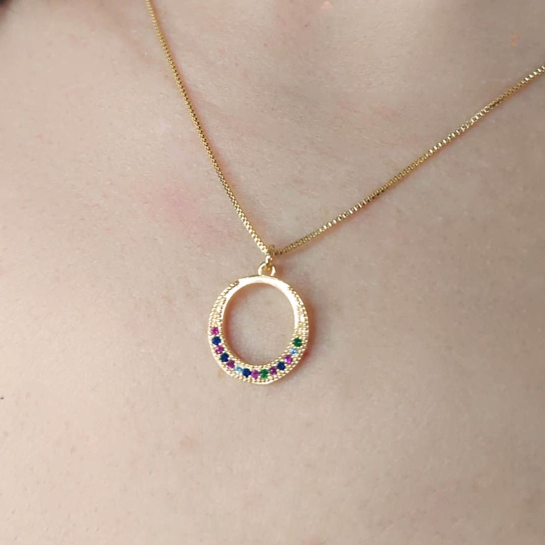 Colar De Circulo Com Metade Em Zircônia Colorida Folheado A Ouro 18k ...