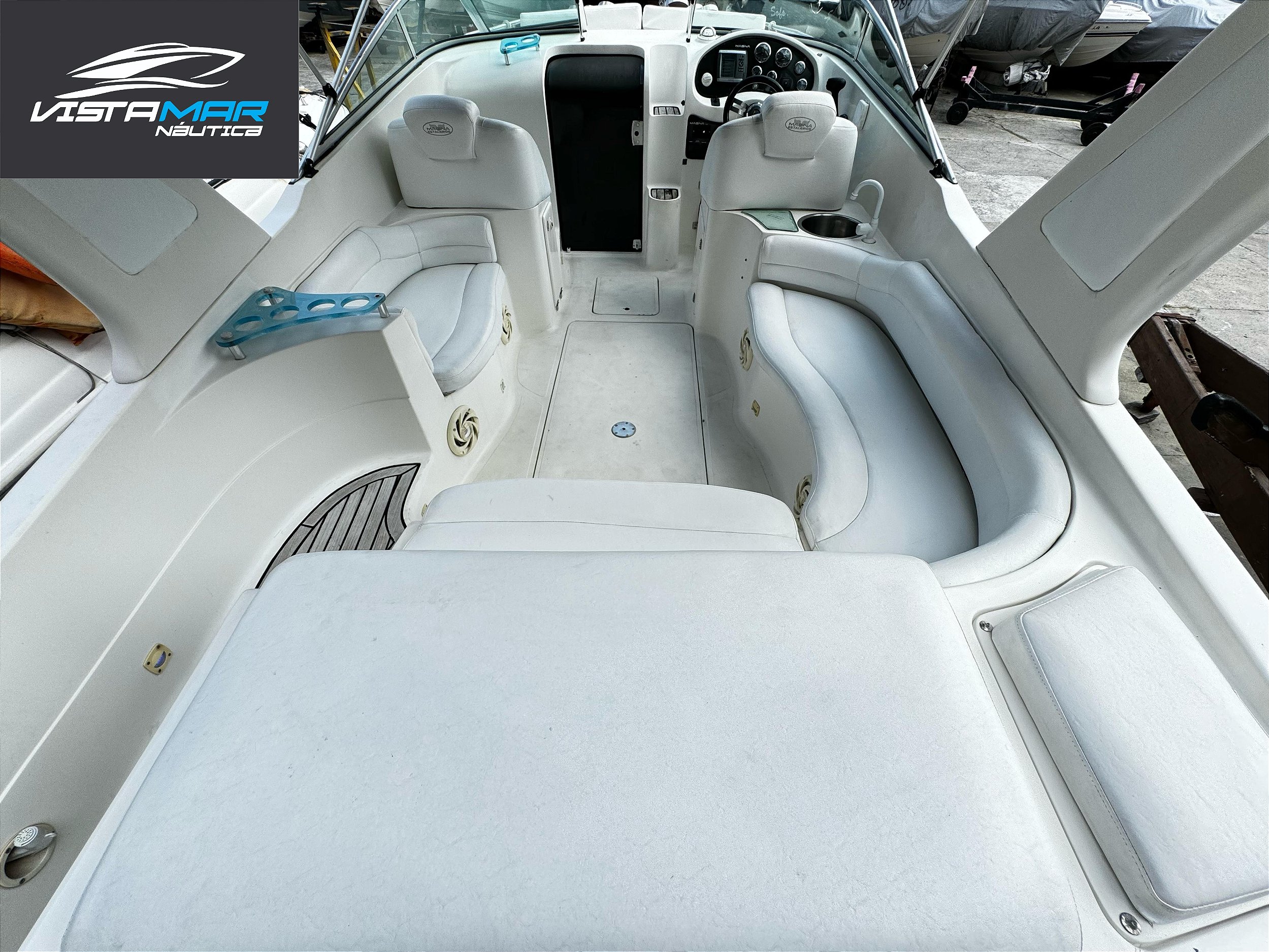 Lancha Magna 27.8 com Mercruiser 220hp Diesel - vistamarnautica